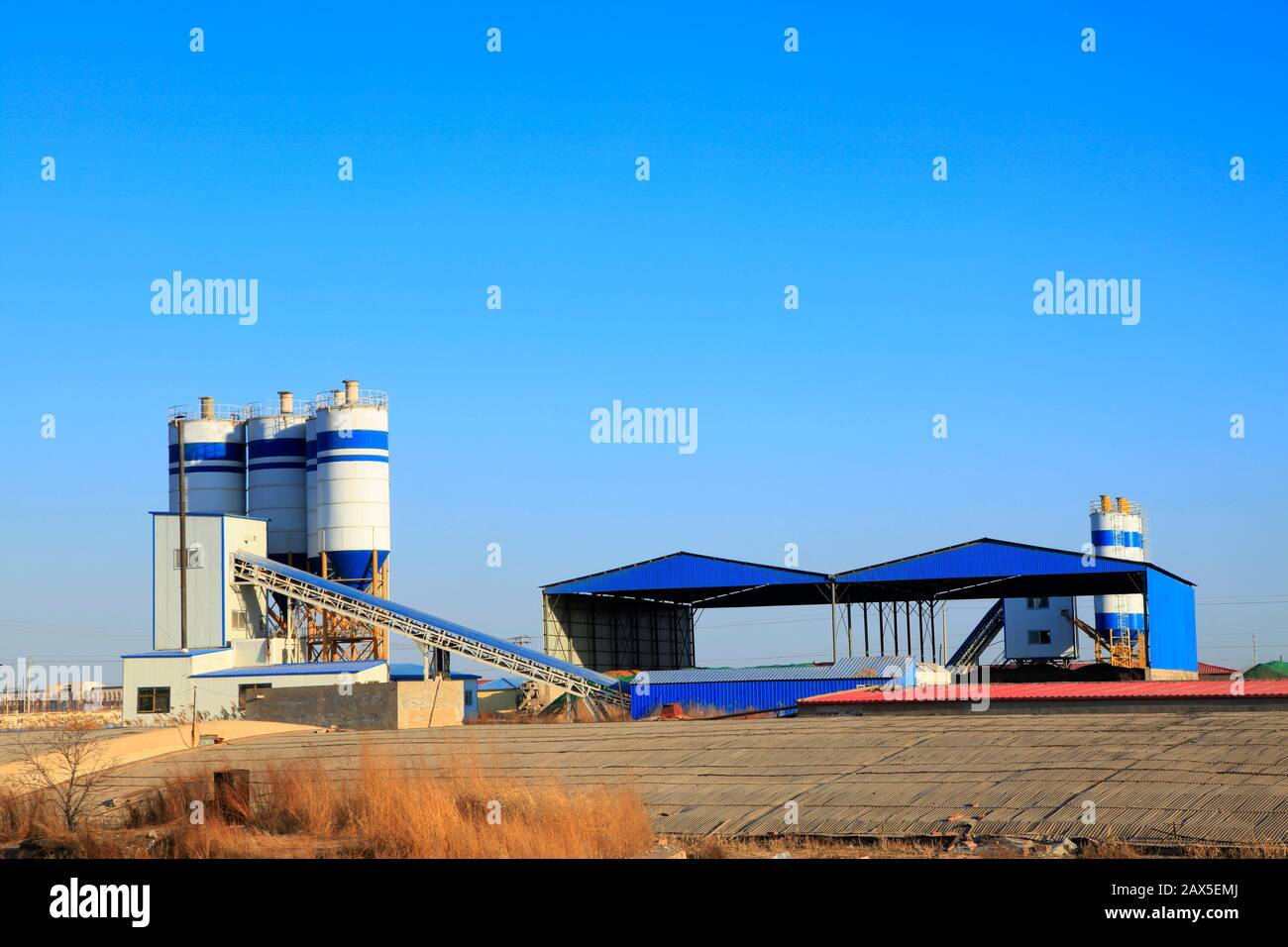 Concrete mixing tower. Concept of on-site construction facility Stock ...