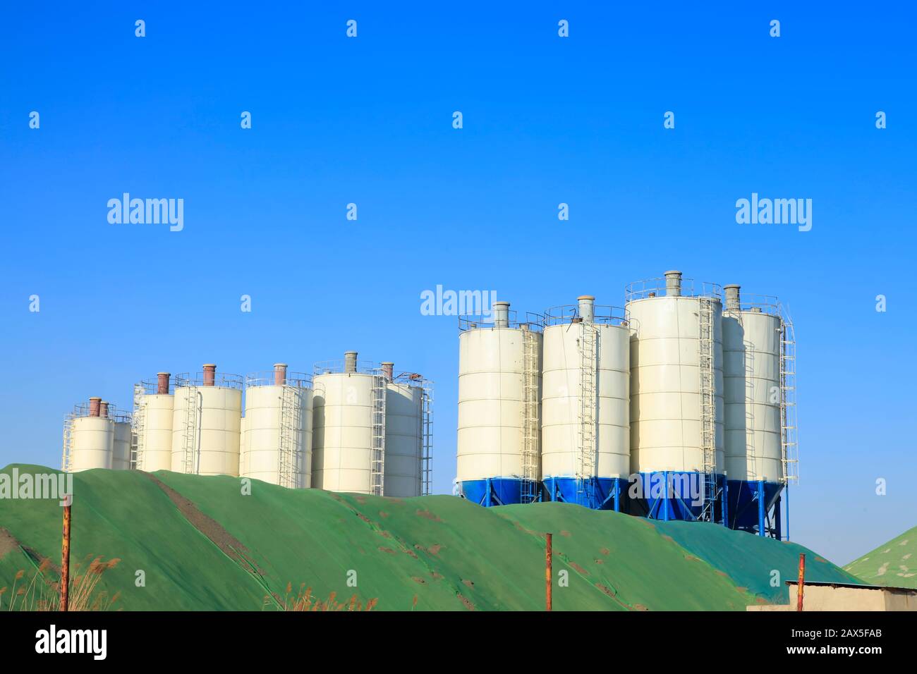 Concrete mixing tower. Concept of on-site construction facility Stock ...