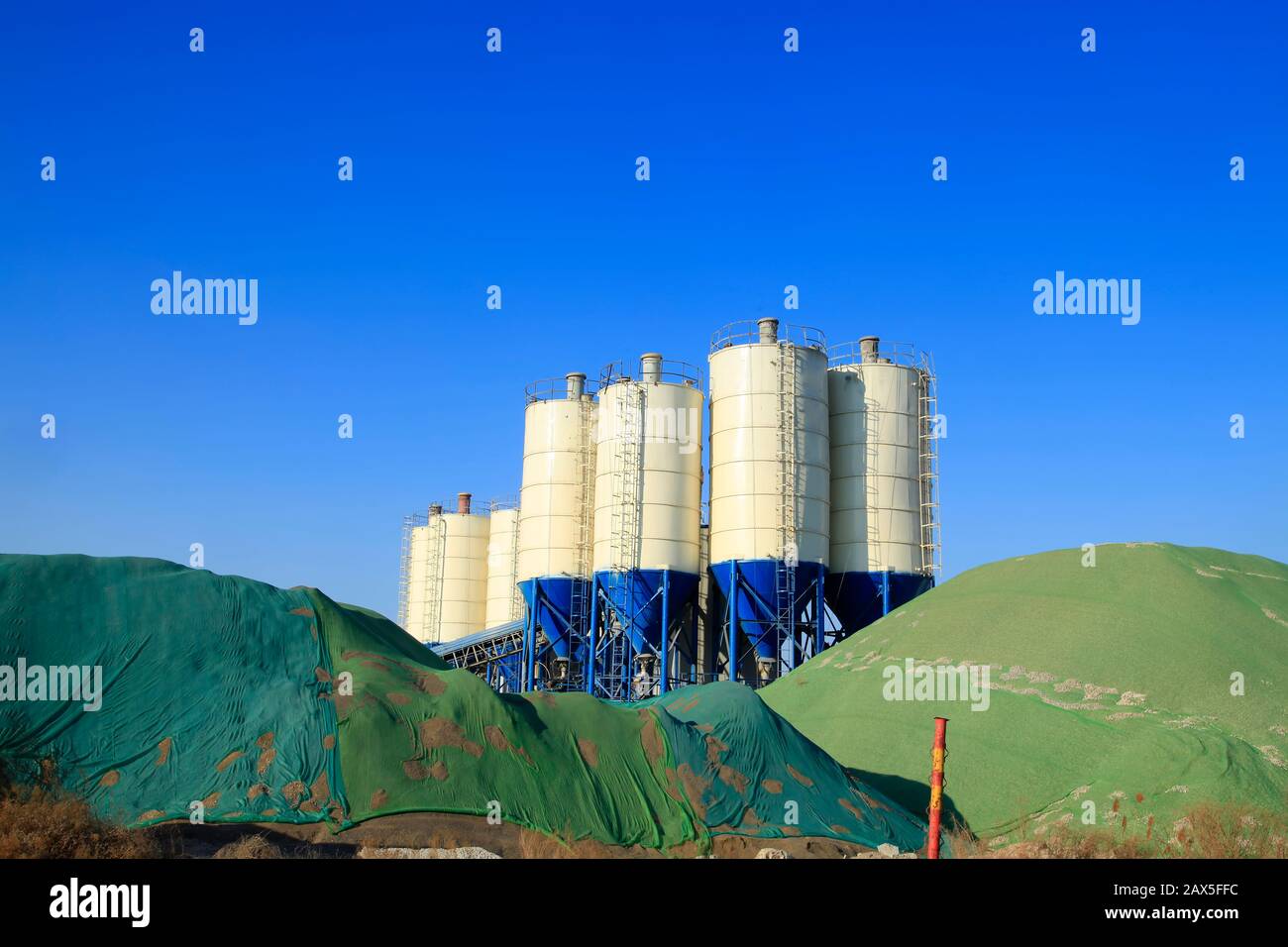 Concrete mixing tower. Concept of on-site construction facility Stock ...