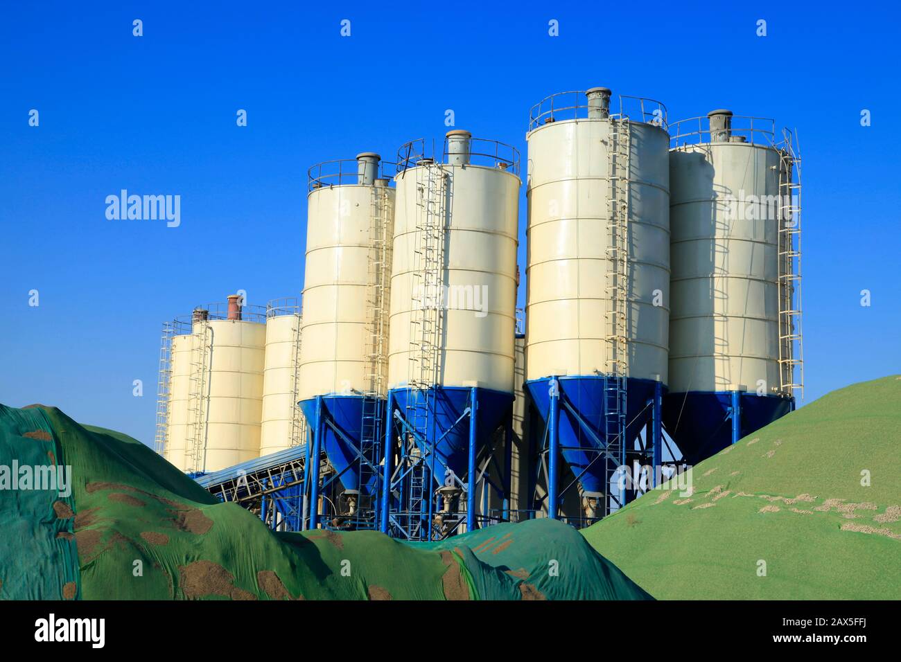 Concrete mixing tower. Concept of on-site construction facility Stock ...