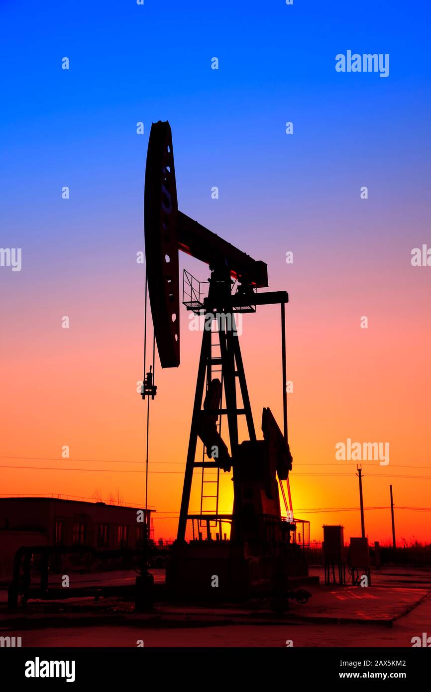 In the evening, the outline of the oil pump Stock Photo - Alamy