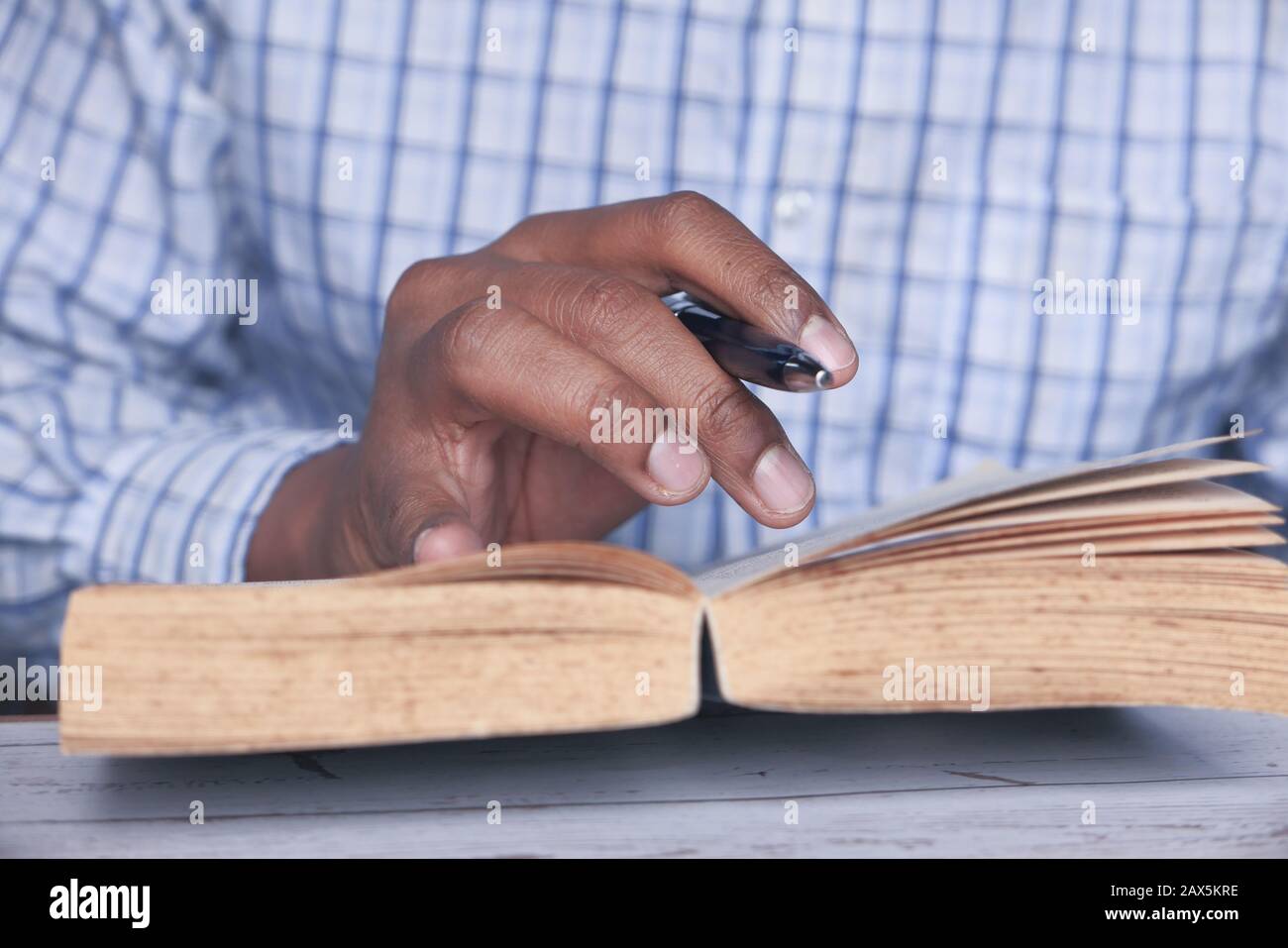Reading table class hi-res stock photography and images - Alamy