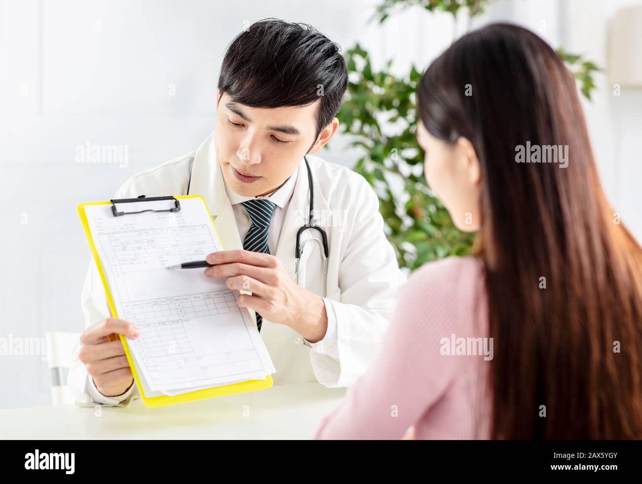 doctor explaining medical reports to his patient Stock Photo - Alamy