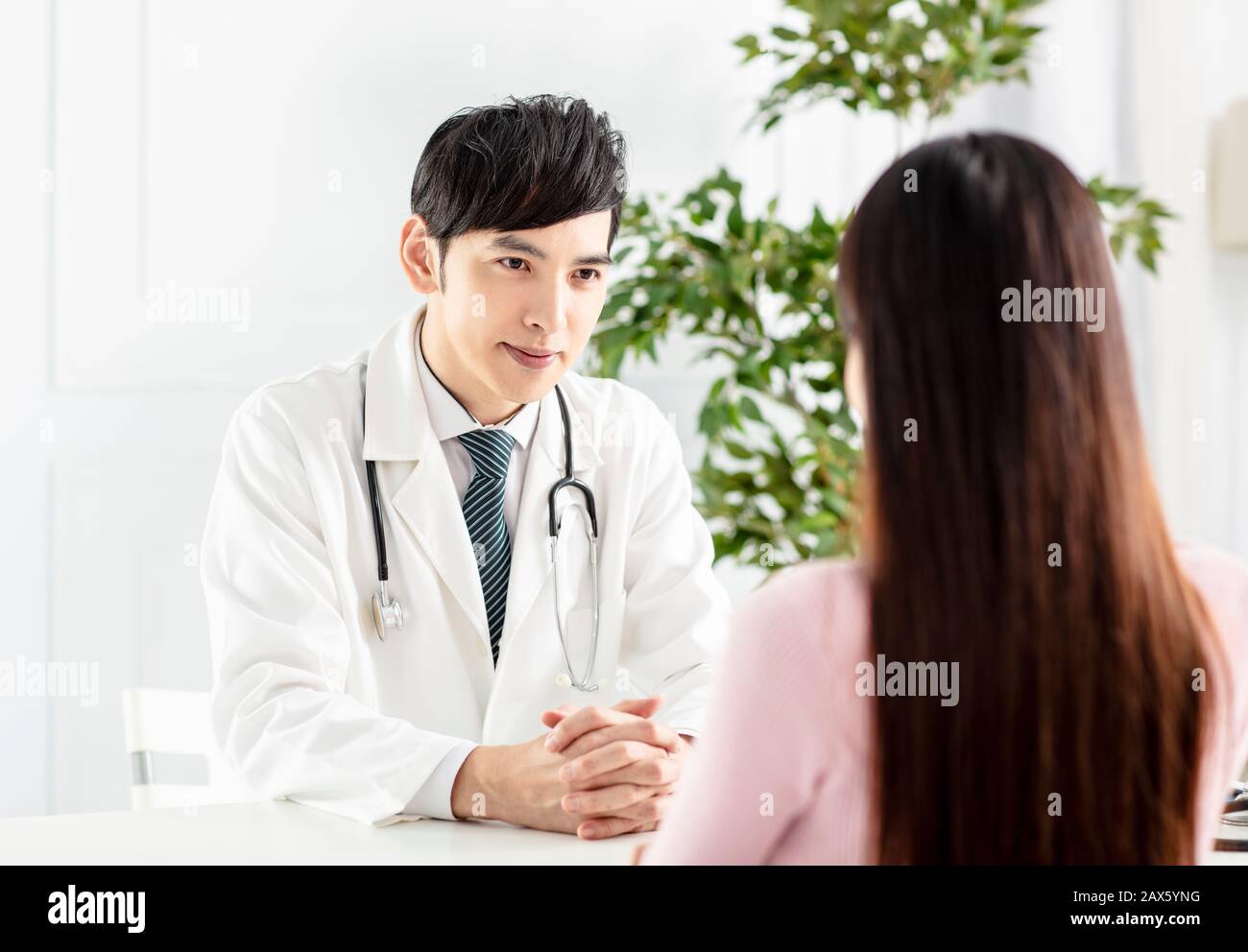 Meeting doctor in hospital office hi-res stock photography and images ...