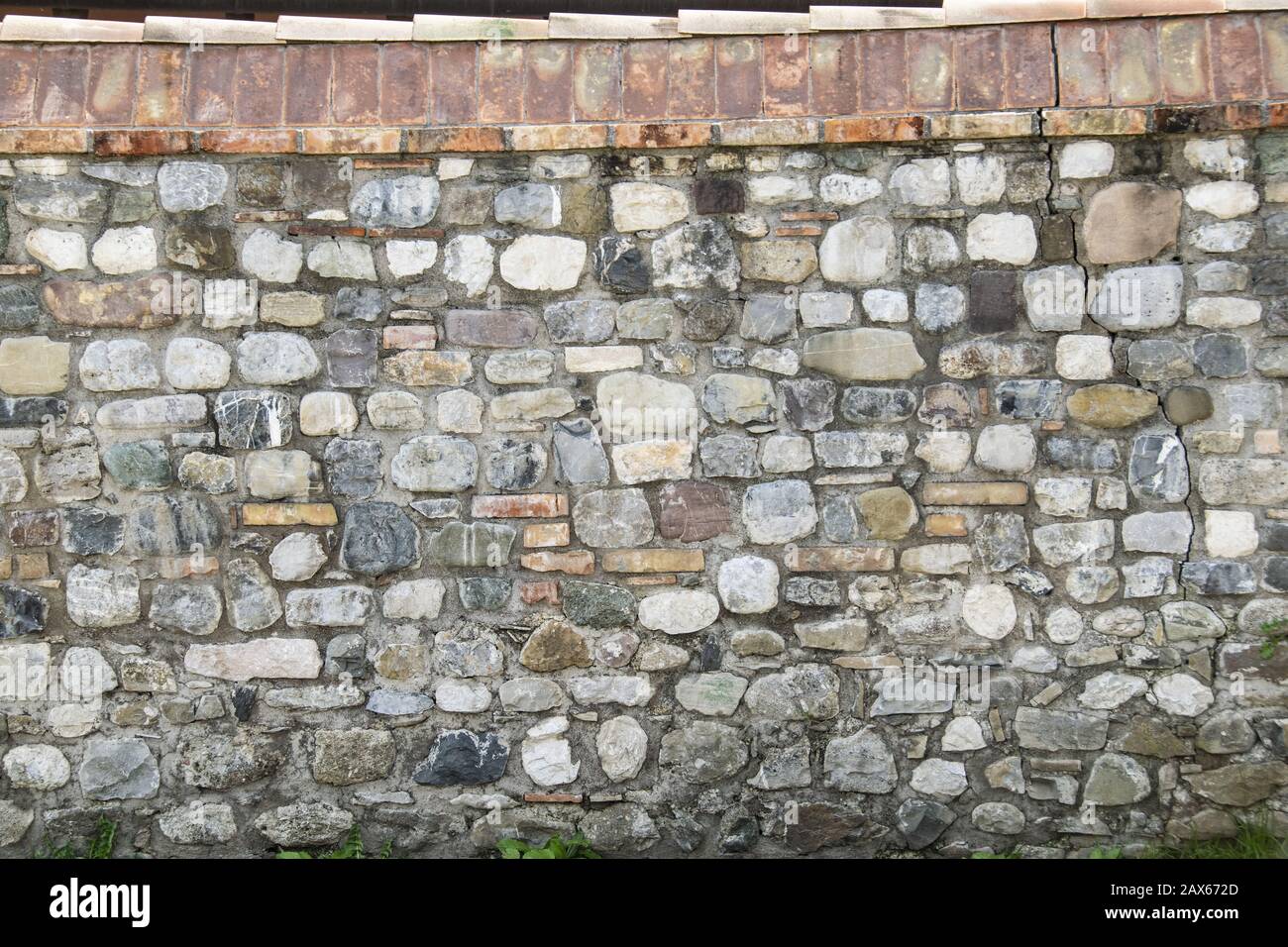Old wall building feature hi-res stock photography and images - Alamy