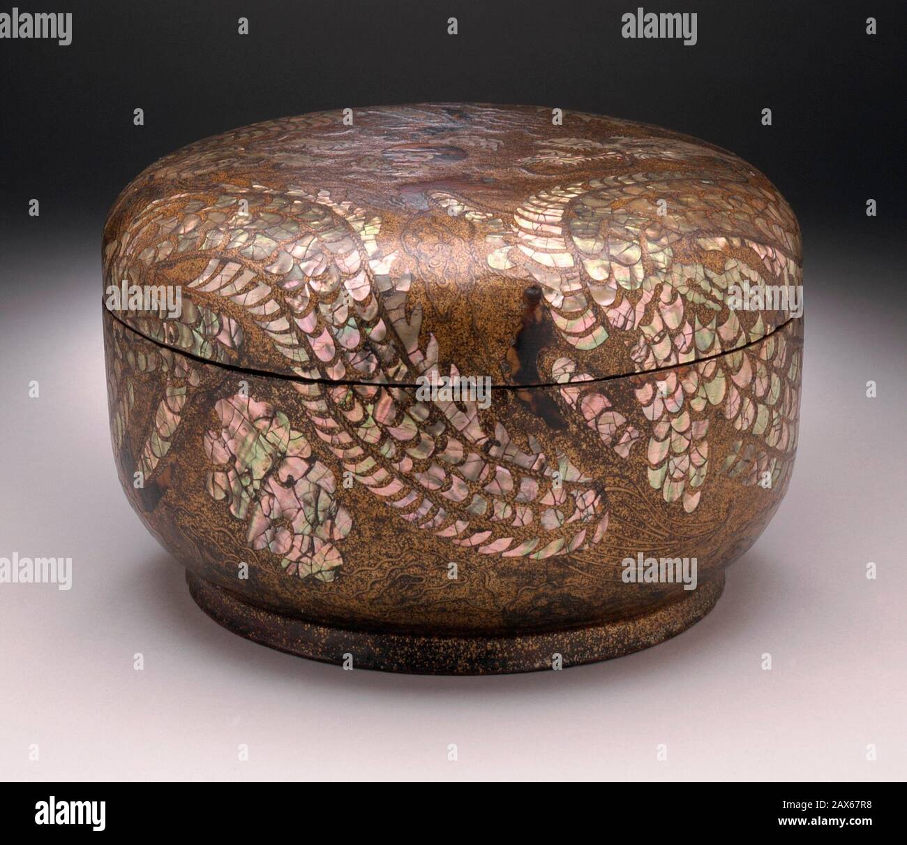 Tortoise shell and brass inlay hi-res stock photography and images - Alamy