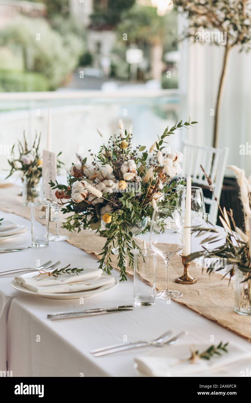 Table setting and decoration for a ceremony or celebration Stock Photo ...