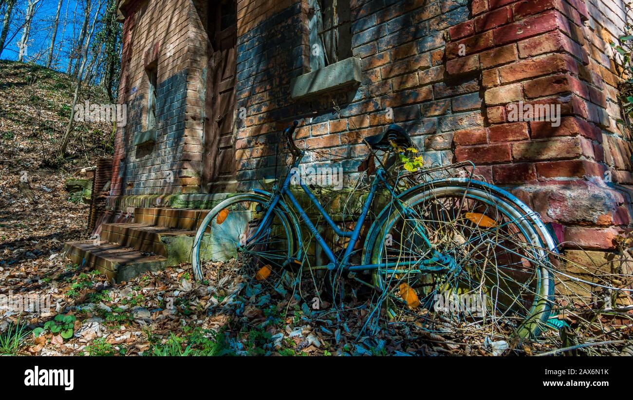 Shops damaged hi-res stock photography and images - Alamy