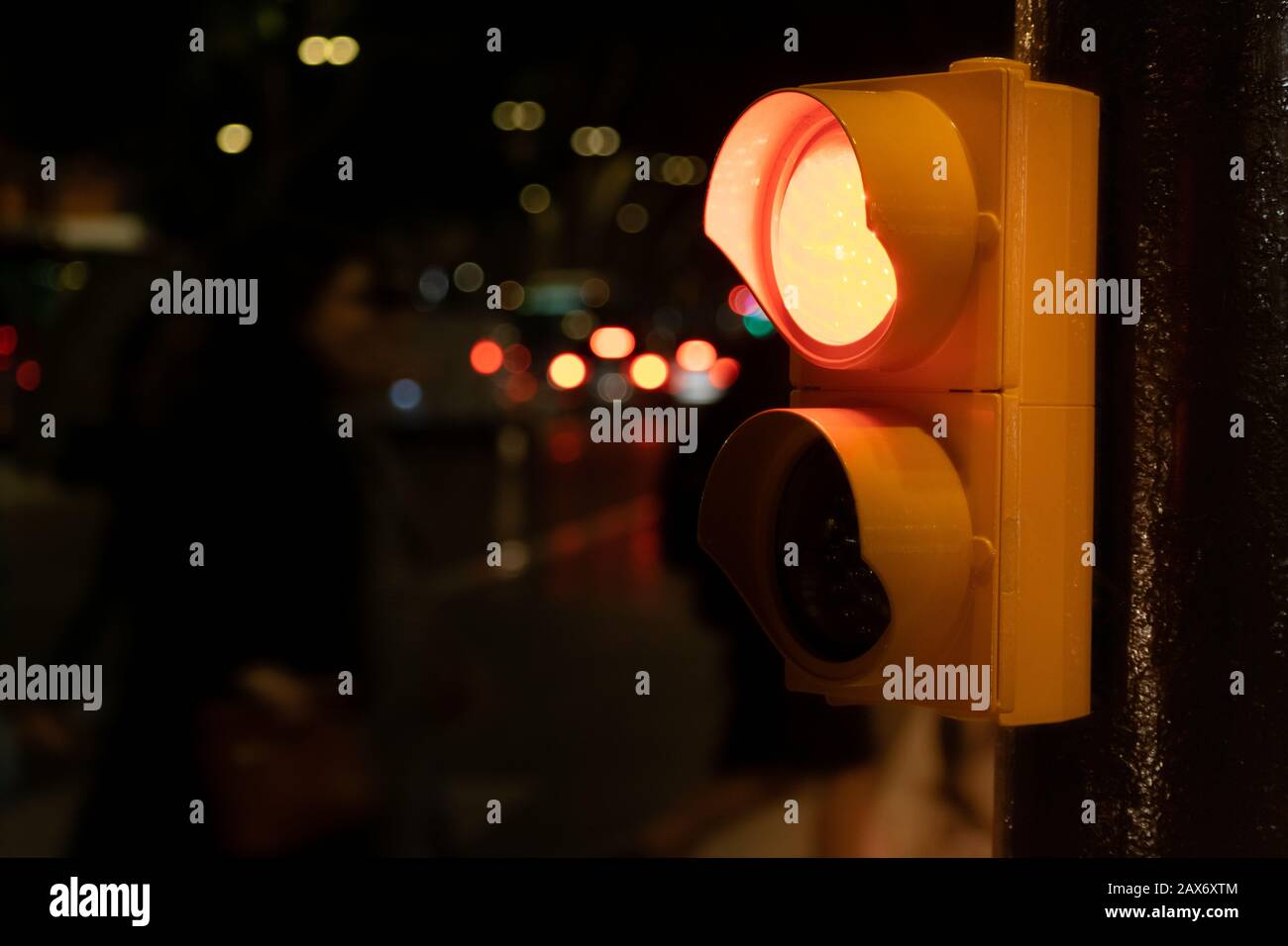 Red light on a traffic light during the night Stock Photo - Alamy