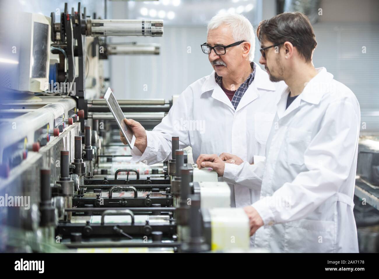 Lab coats manufacturing hi-res stock photography and images - Alamy
