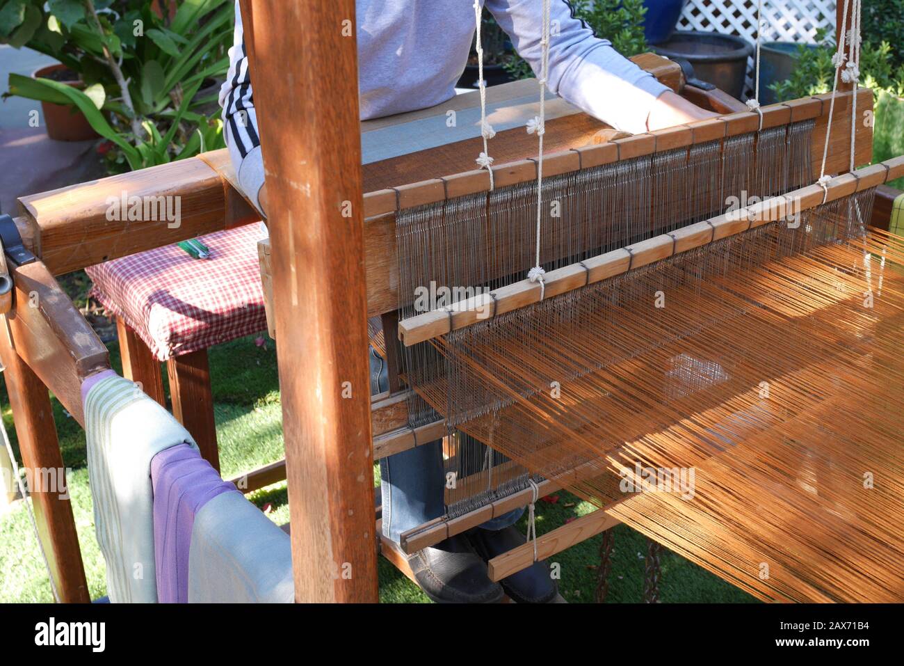 Man weaving loom hi-res stock photography and images - Alamy