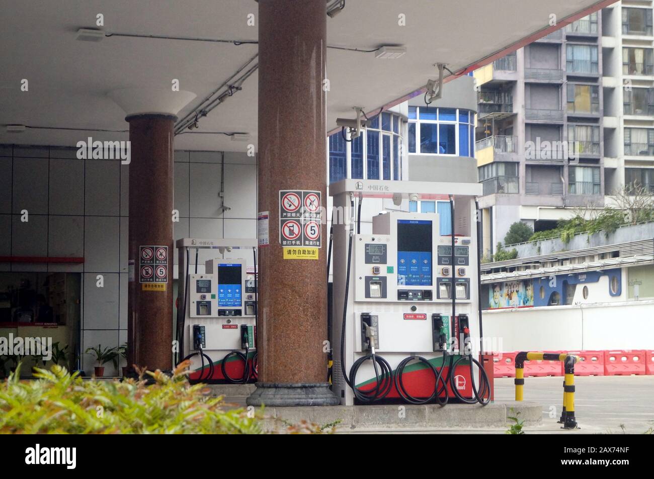 Shenzhen, China: petrol station Stock Photo - Alamy