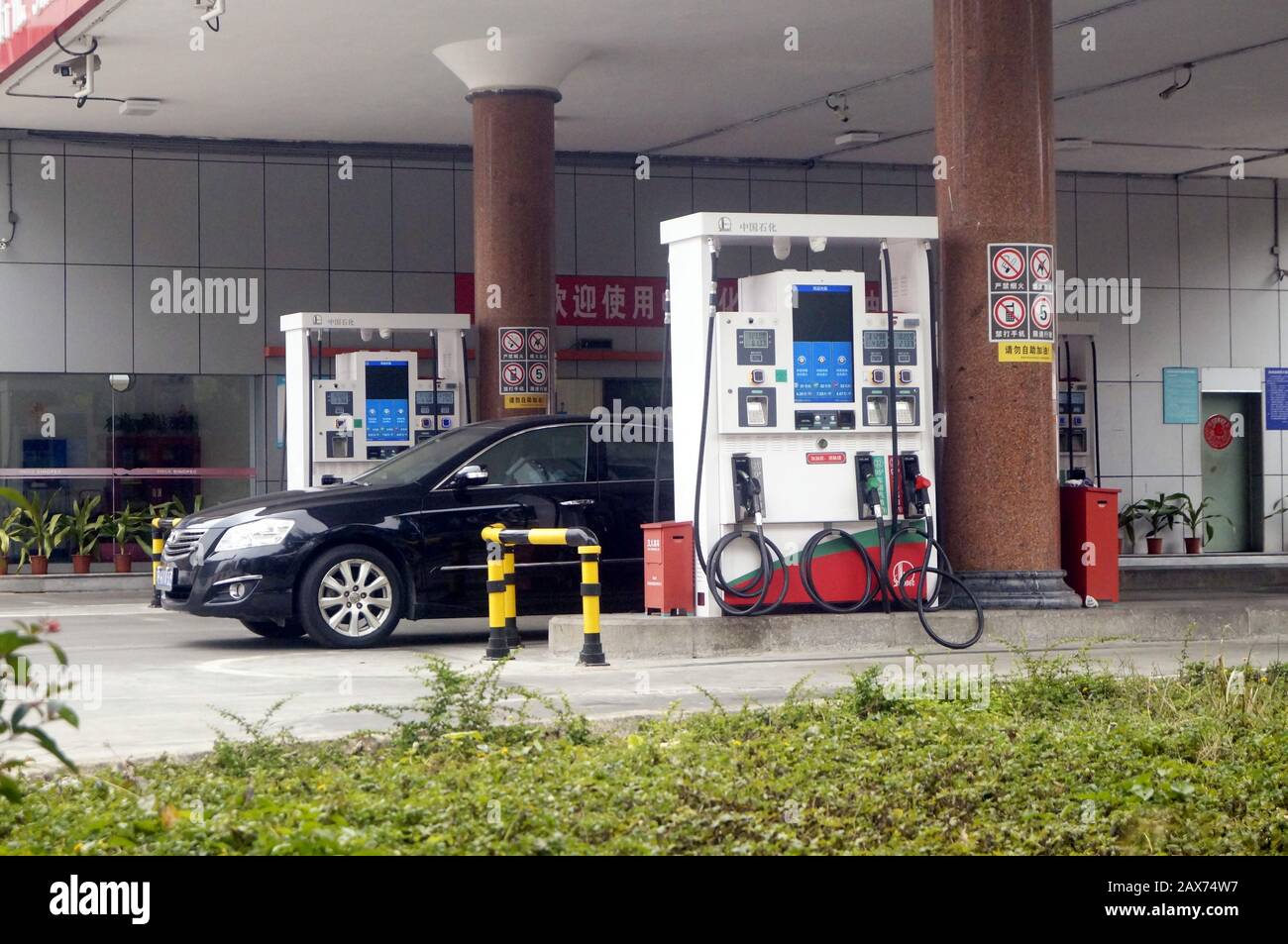 Shenzhen, China: petrol station Stock Photo - Alamy