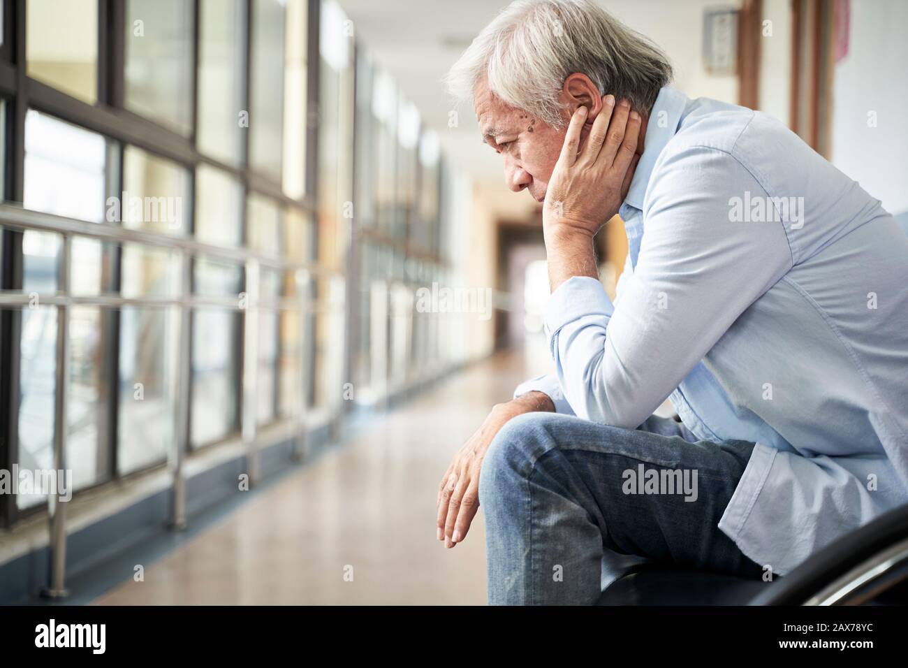 Elderly patient serious condition hi-res stock photography and images ...