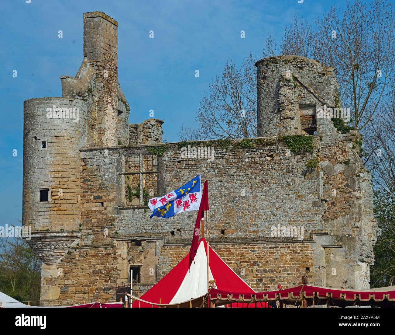 Medieval festival castle france hi-res stock photography and images - Alamy