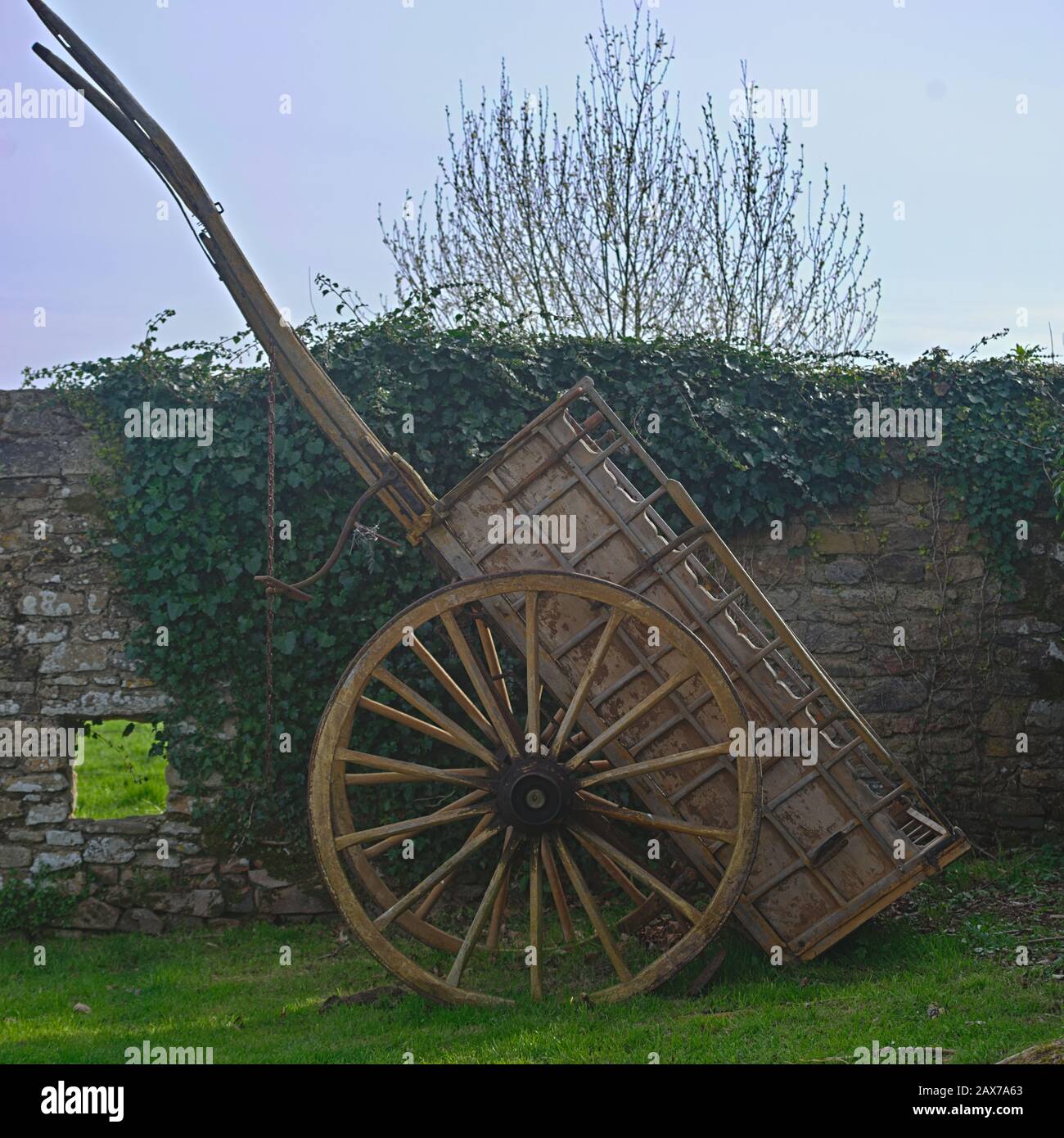 Medieval wooden cart Stock Photo - Alamy