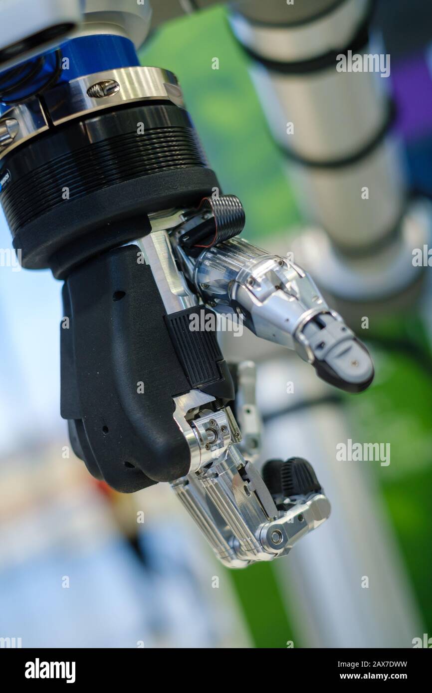 Artificial metal and plastic robotic hand Stock Photo - Alamy