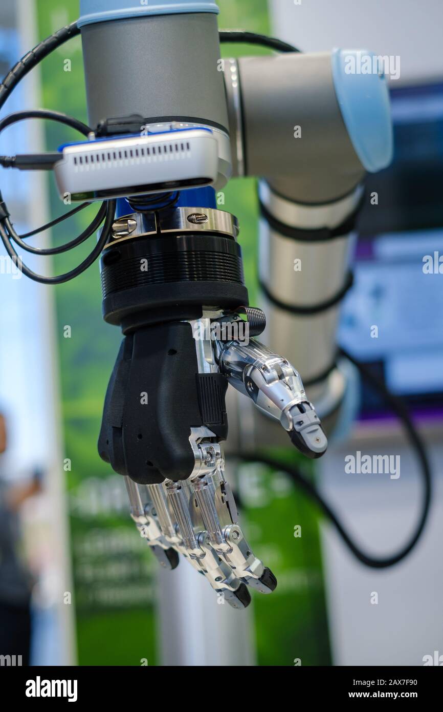Artificial metal and plastic robotic hand Stock Photo - Alamy