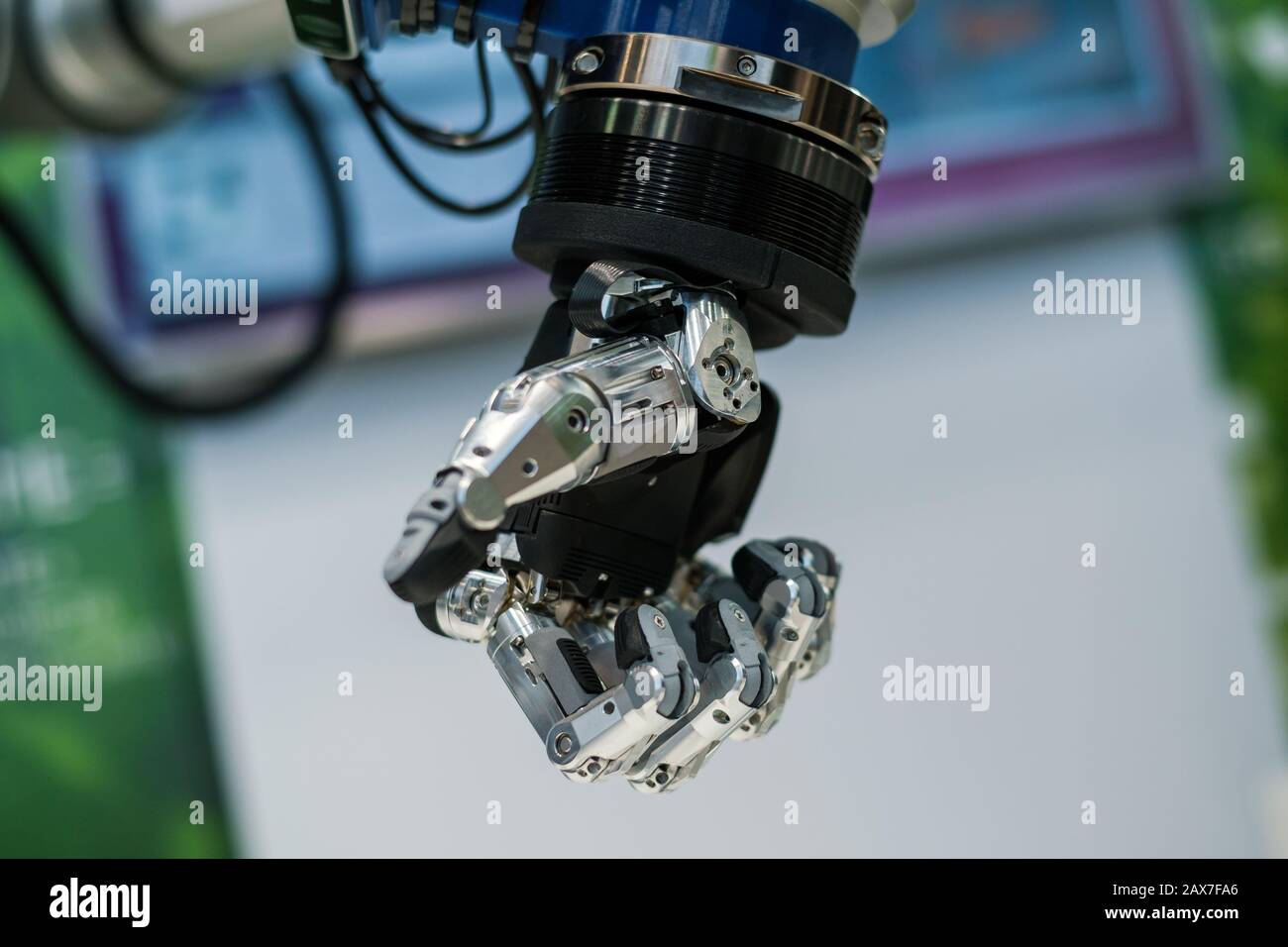 Artificial metal and plastic robotic hand Stock Photo - Alamy