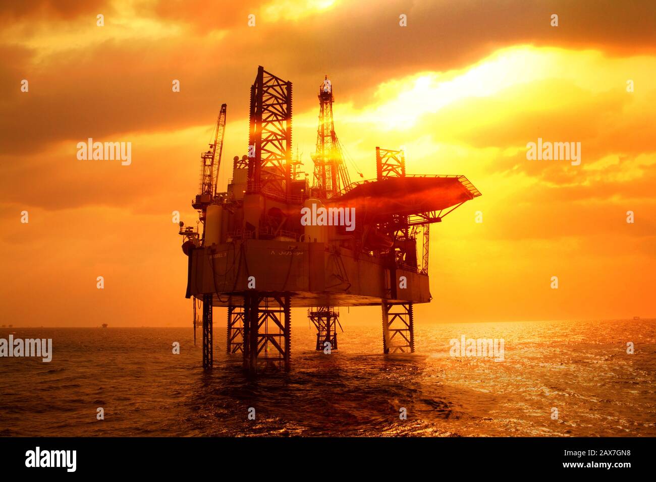 Saudi arabia oil rig hi-res stock photography and images - Alamy