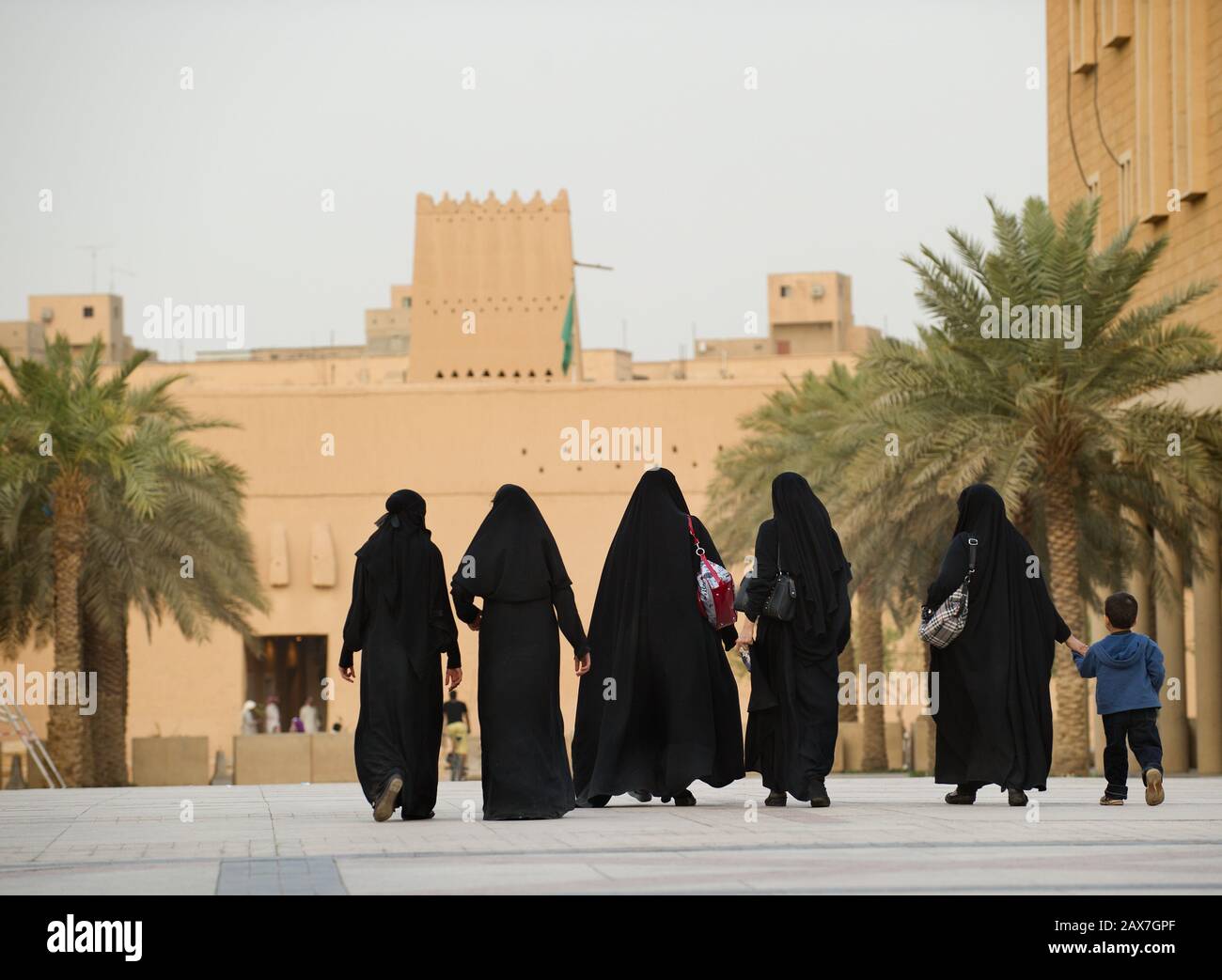 Group of Saudi women walking, Riyadh, Saudi Arabia Stock Photo - Alamy