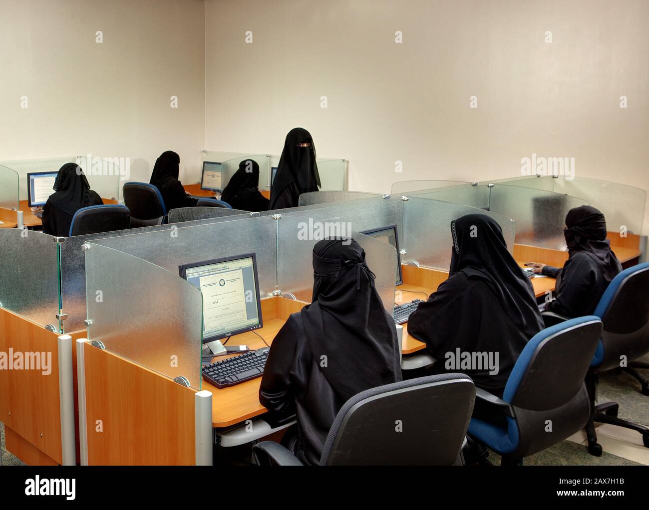 Saudi women at computer training class in Dammam, Saudi Arabia Stock ...