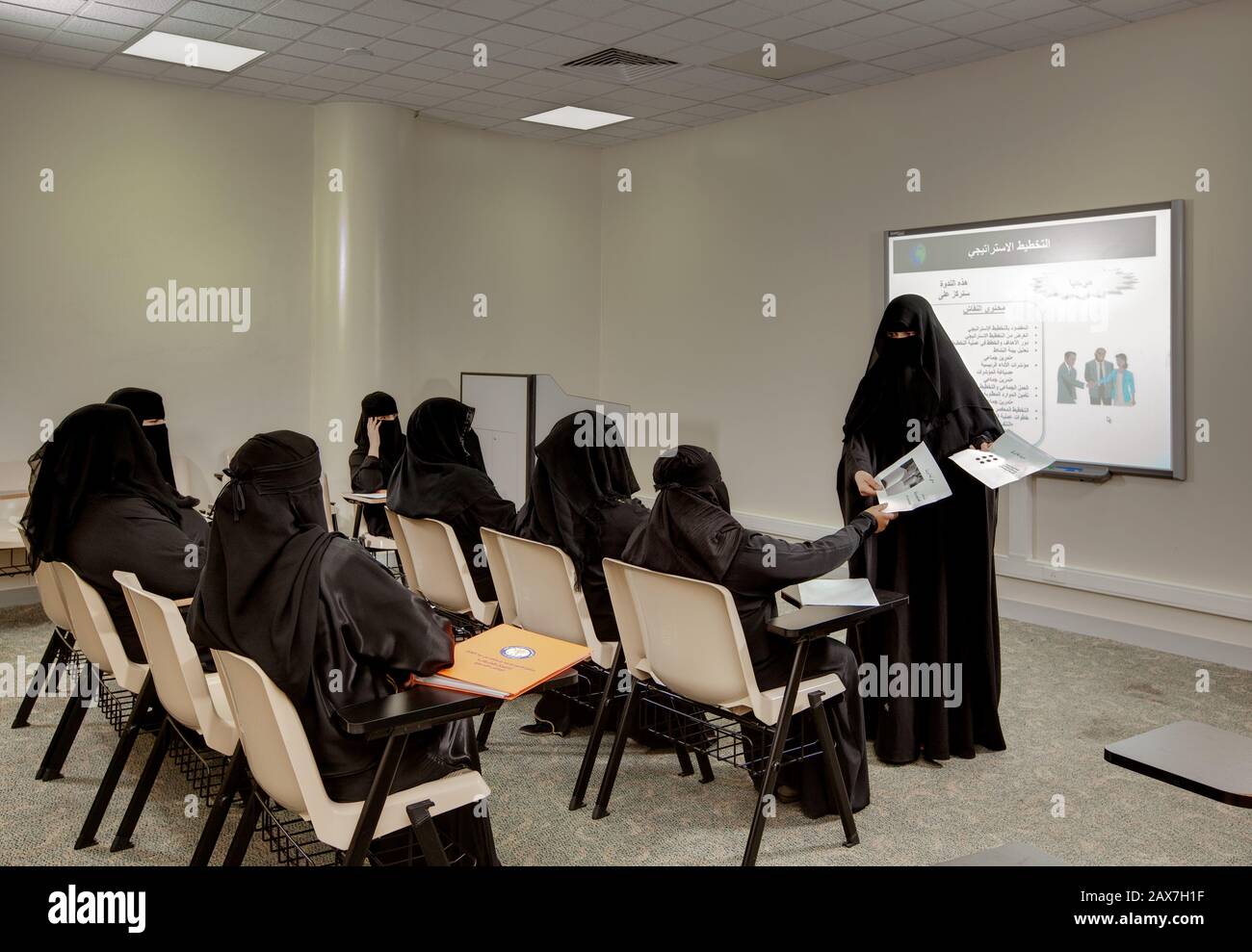 Middle east women training hi-res stock photography and images - Alamy