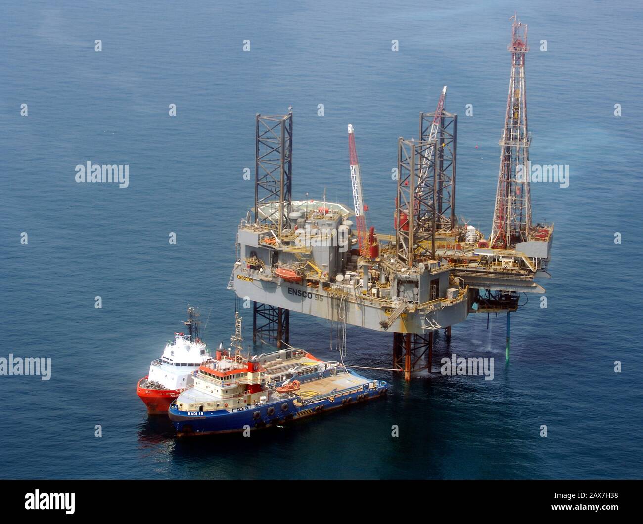 Saudi arabia oil rig hi-res stock photography and images - Alamy