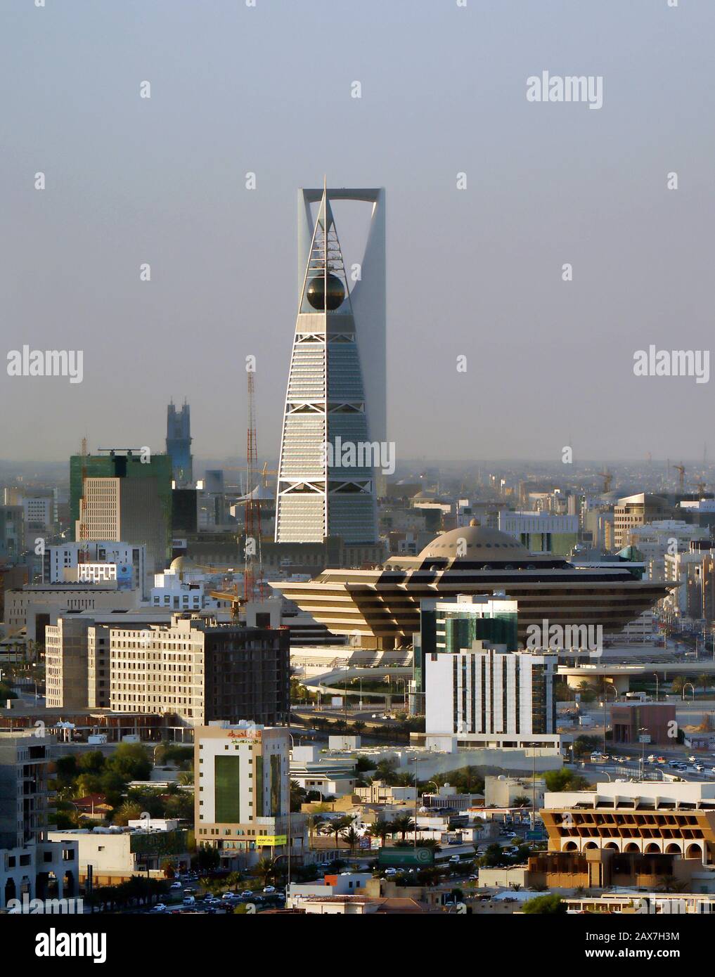 Buildings kingdom tower riyadh saudi hi-res stock photography and ...