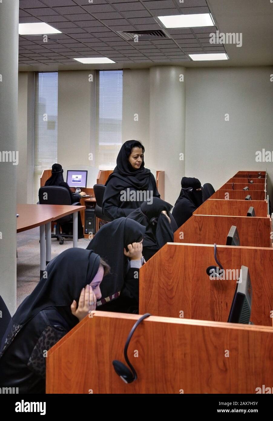 Saudi women at computer training class in Dammam, Saudi Arabia Stock ...