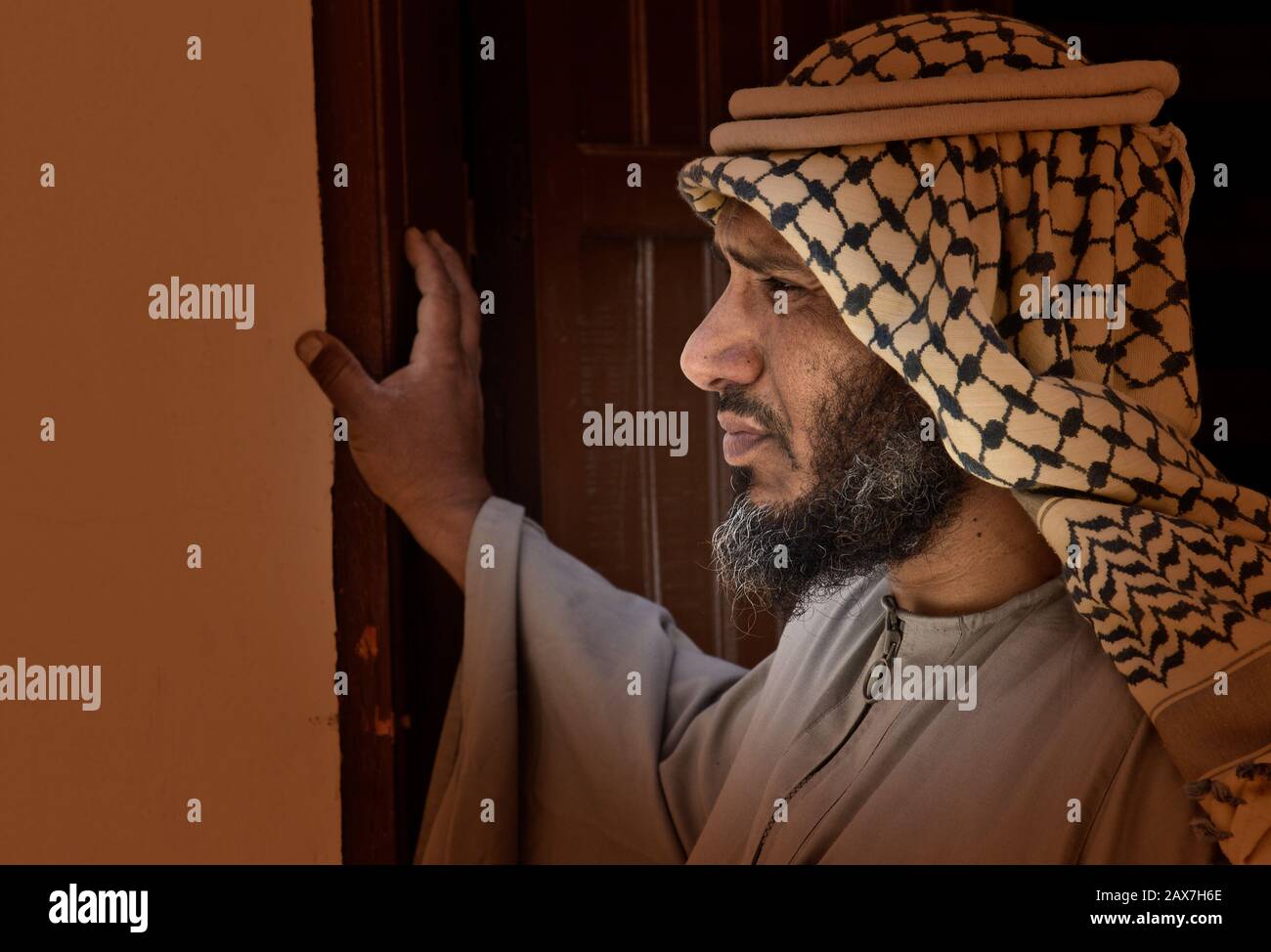Saudi man wearing traditional dress Stock Photo - Alamy