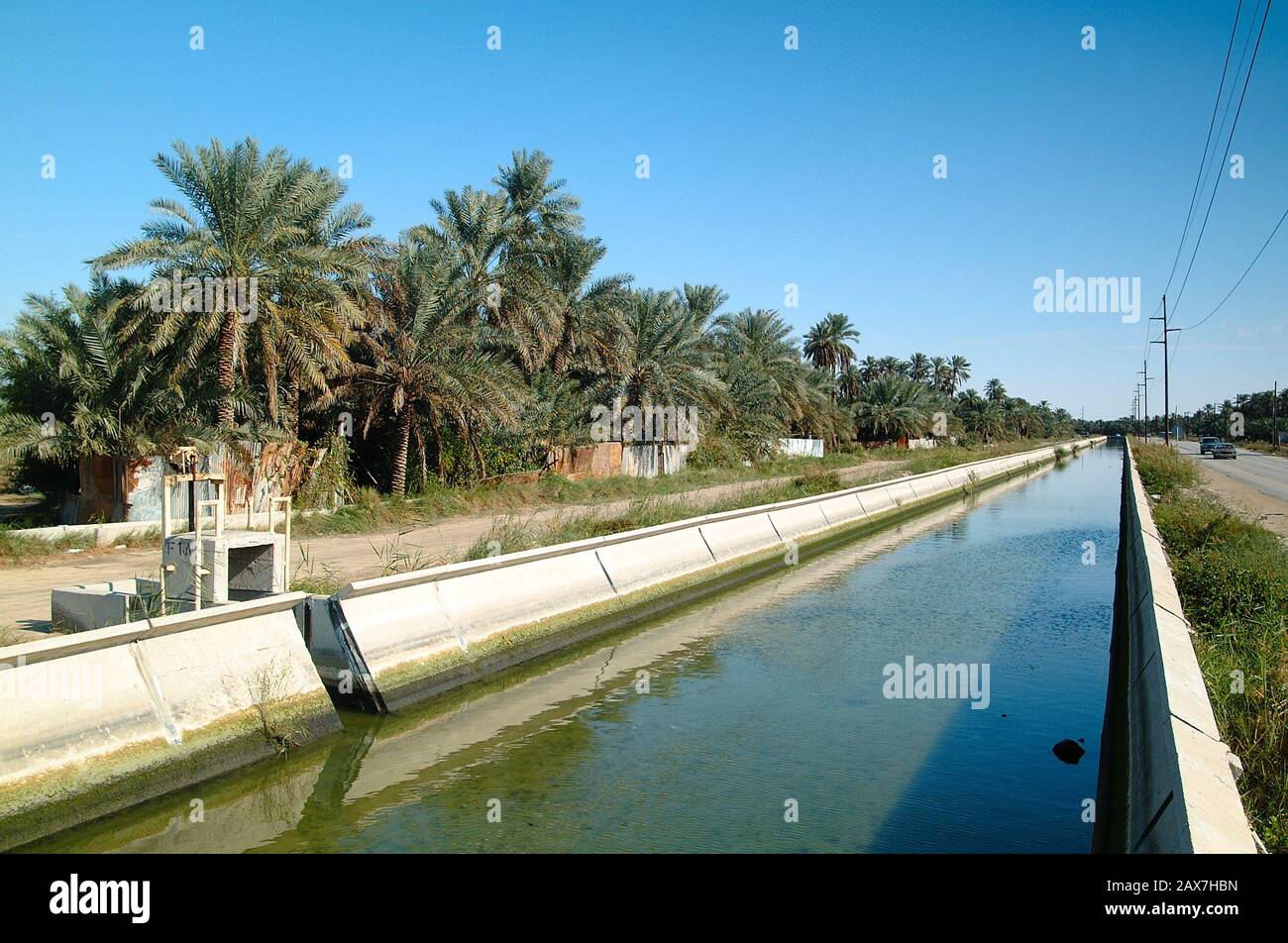 A canal runs through Saudi Arabia Stock Photo - Alamy