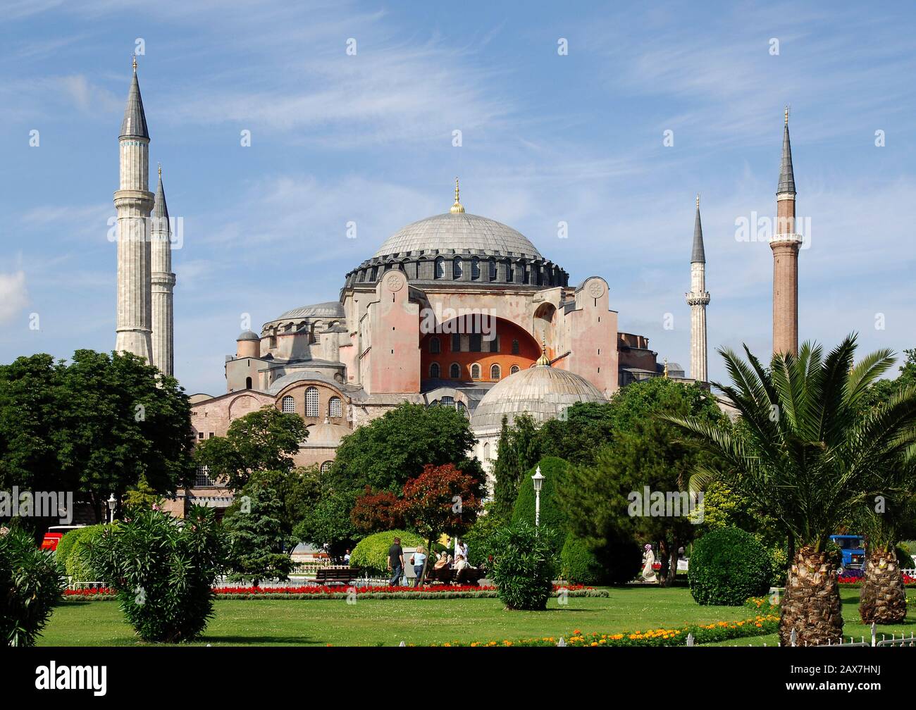 Saudi mosque domes hi-res stock photography and images - Alamy