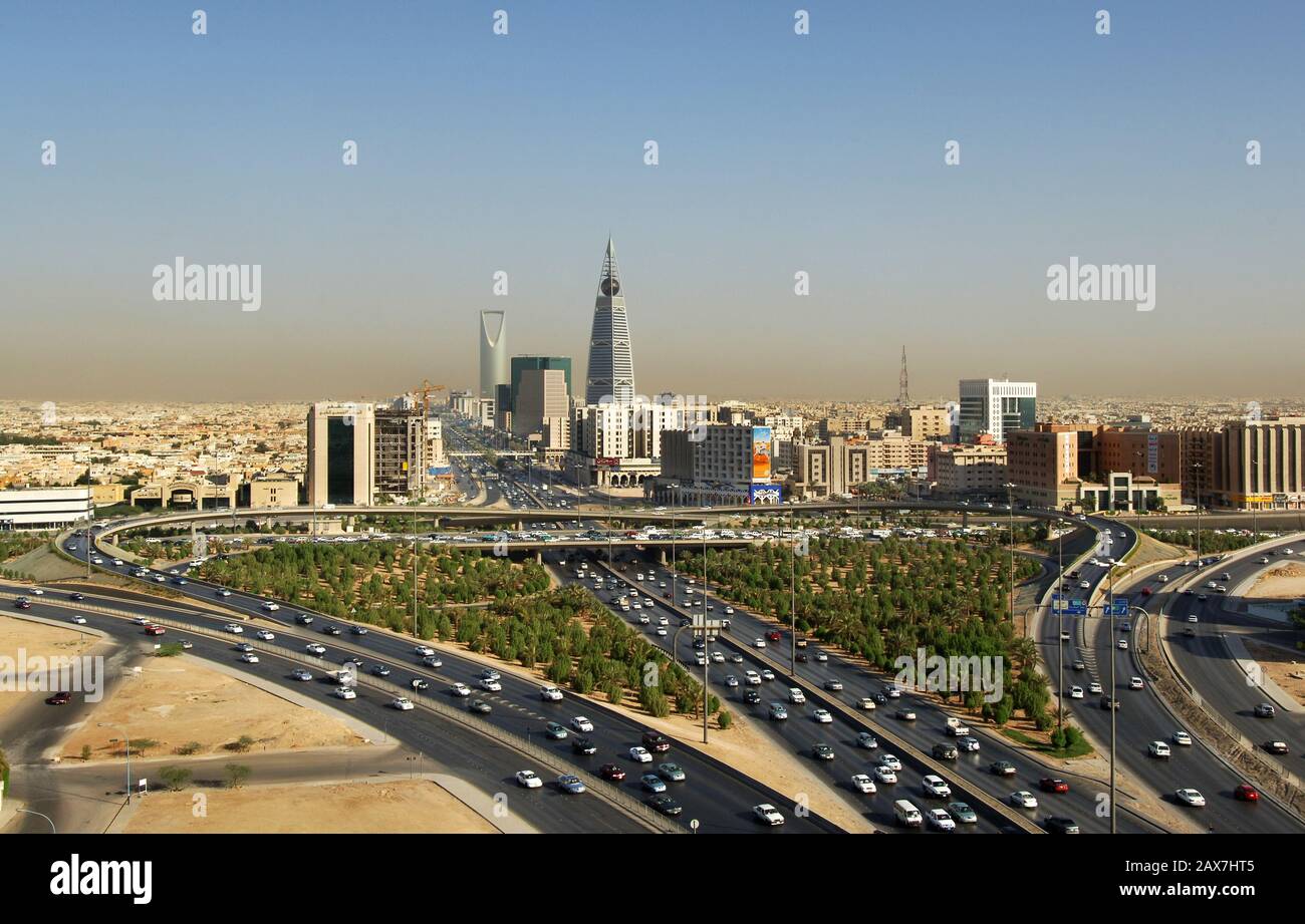 Buildings kingdom tower riyadh saudi hi-res stock photography and ...