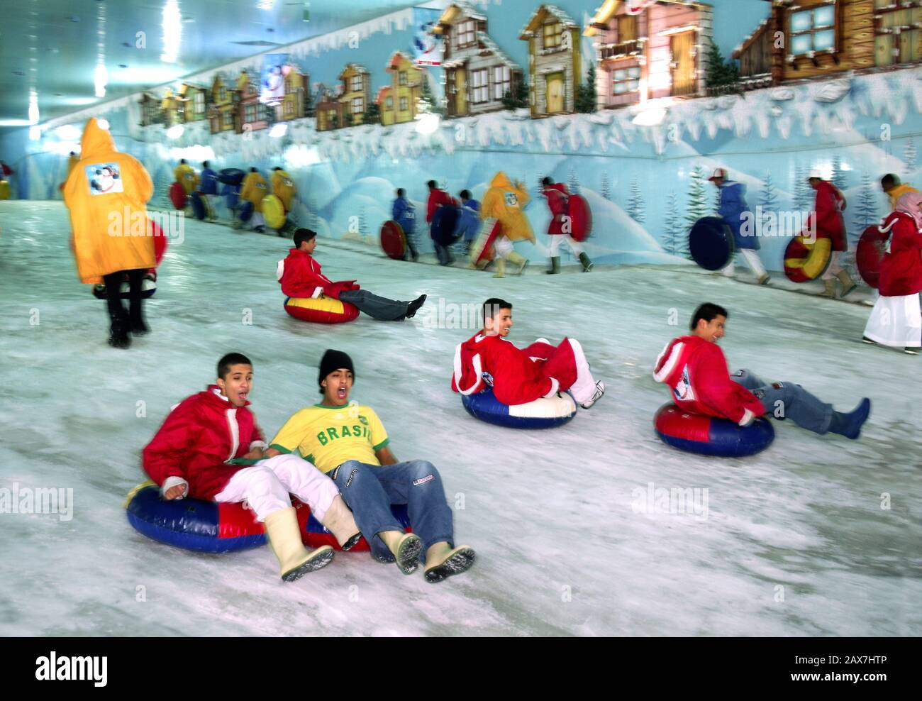 Young Saudi skating in Riyadh Stock Photo - Alamy