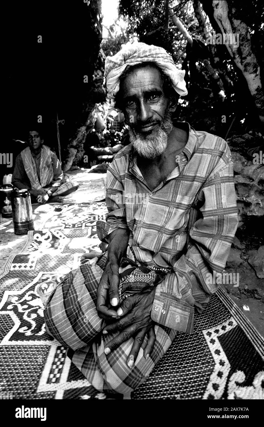 Yemen traditional clothing Black and White Stock Photos & Images - Alamy