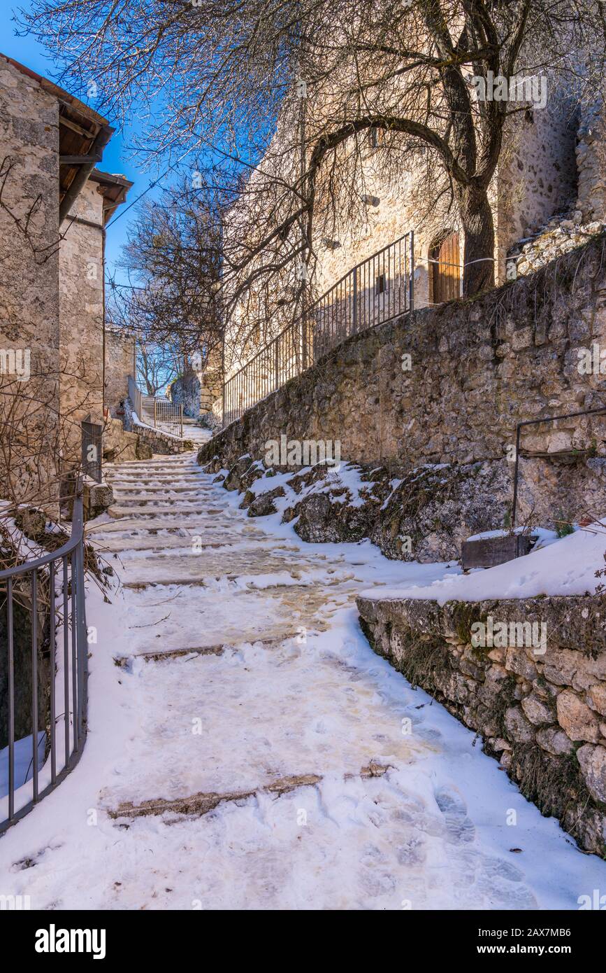 The beautiful village of Calascio on a winter afternoon. Abruzzo, Italy ...