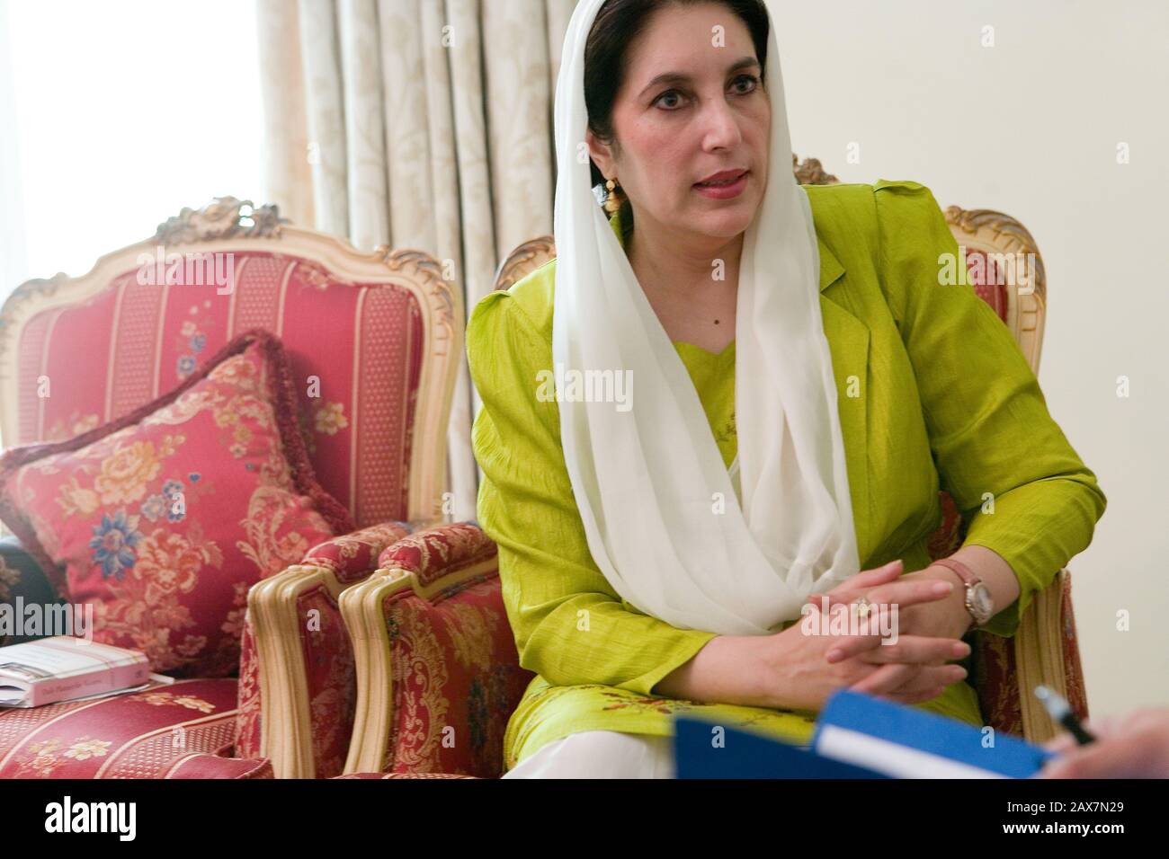 Pakistan prime minister benazir bhutto hi-res stock photography and ...