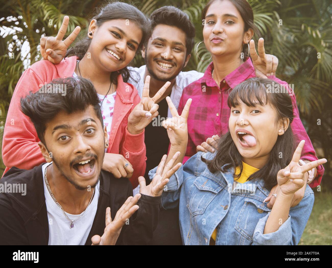 Group of teenagers having fun outdoors hi-res stock photography and ...