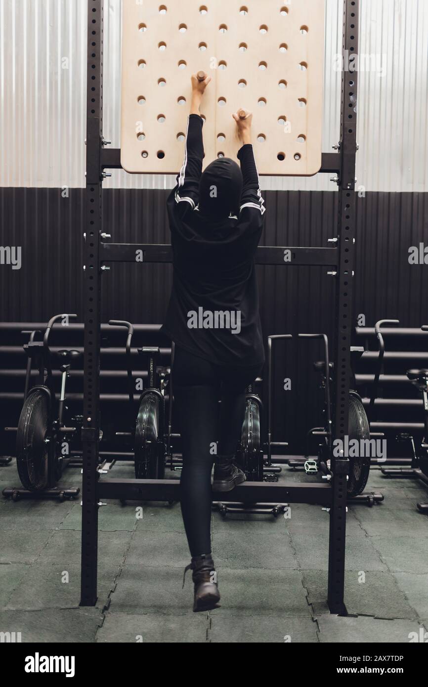 Muslim asian woman in hijab exercizing in a gym Stock Photo - Alamy