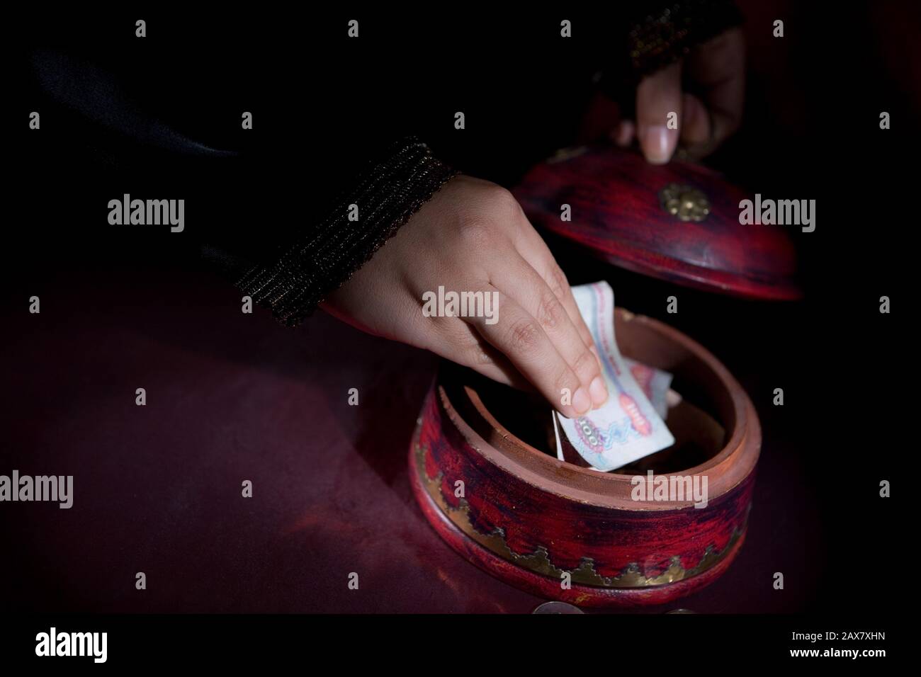 Arab bank woman hi-res stock photography and images - Alamy