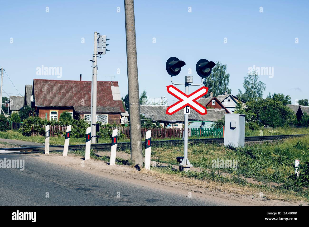 Abandoned railroad crossing sign hi-res stock photography and images ...