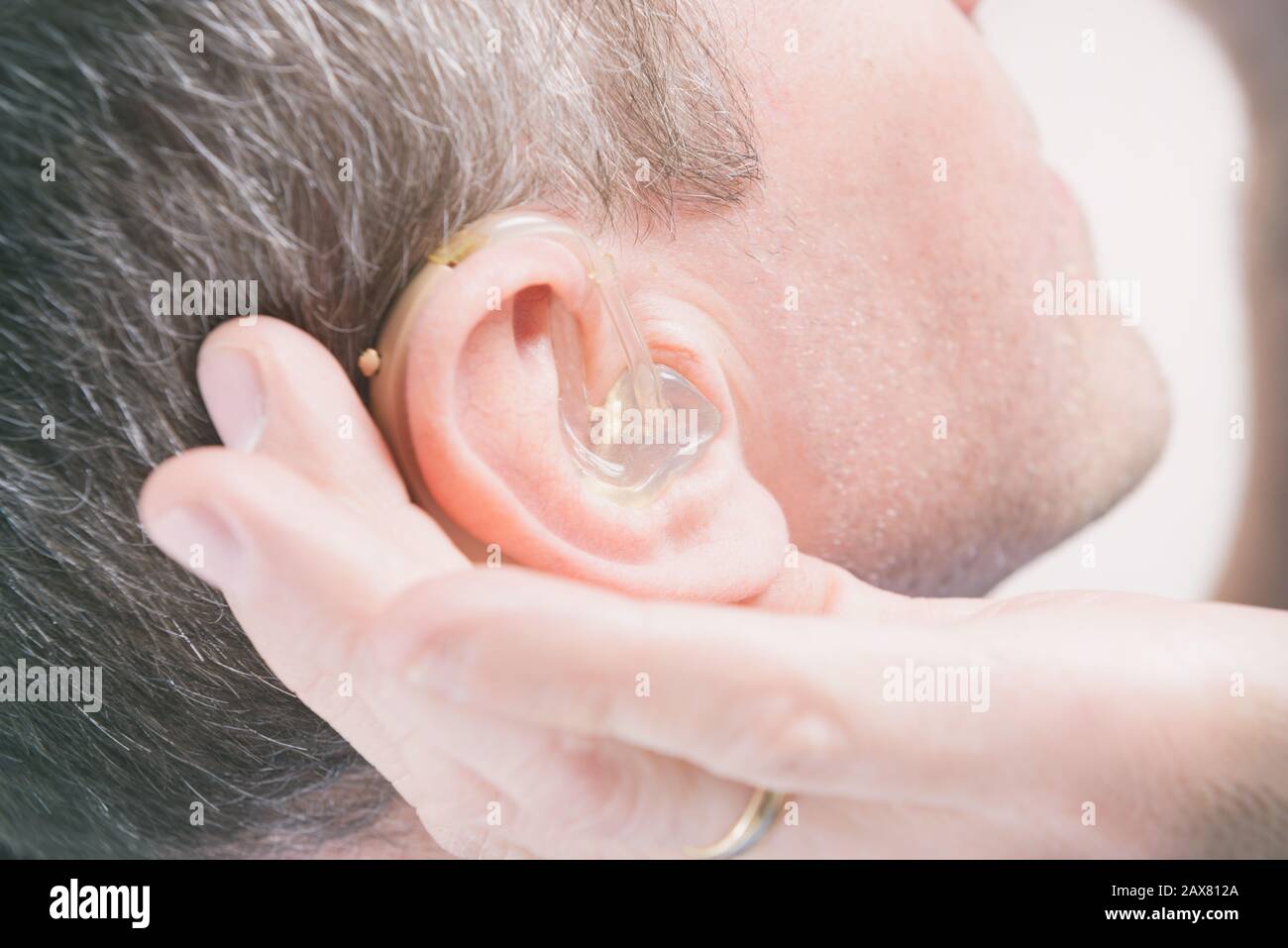 Man wearing hearing aid hi-res stock photography and images - Alamy