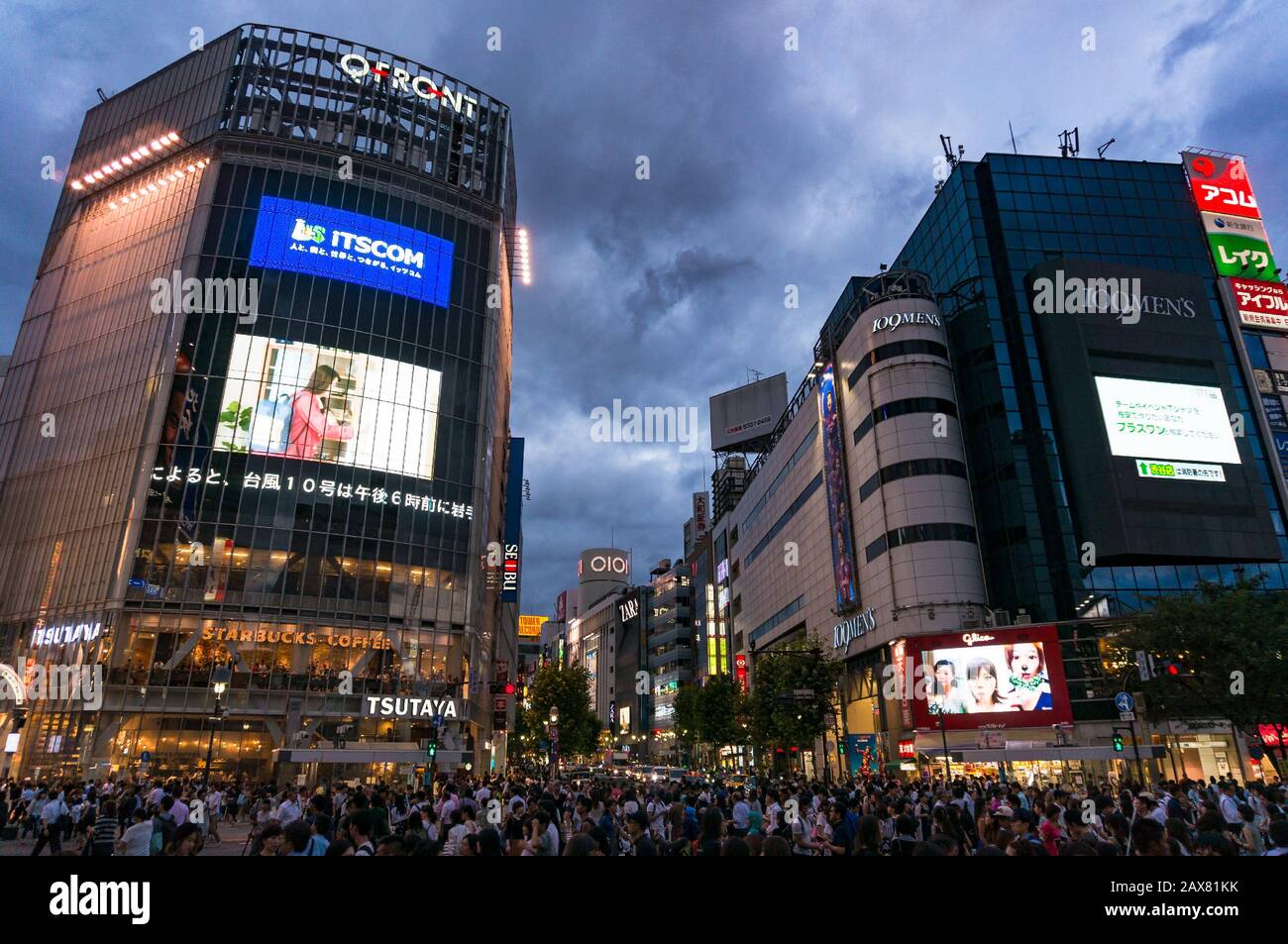 Long exposure shibuya crossing tokyo hi-res stock photography and ...