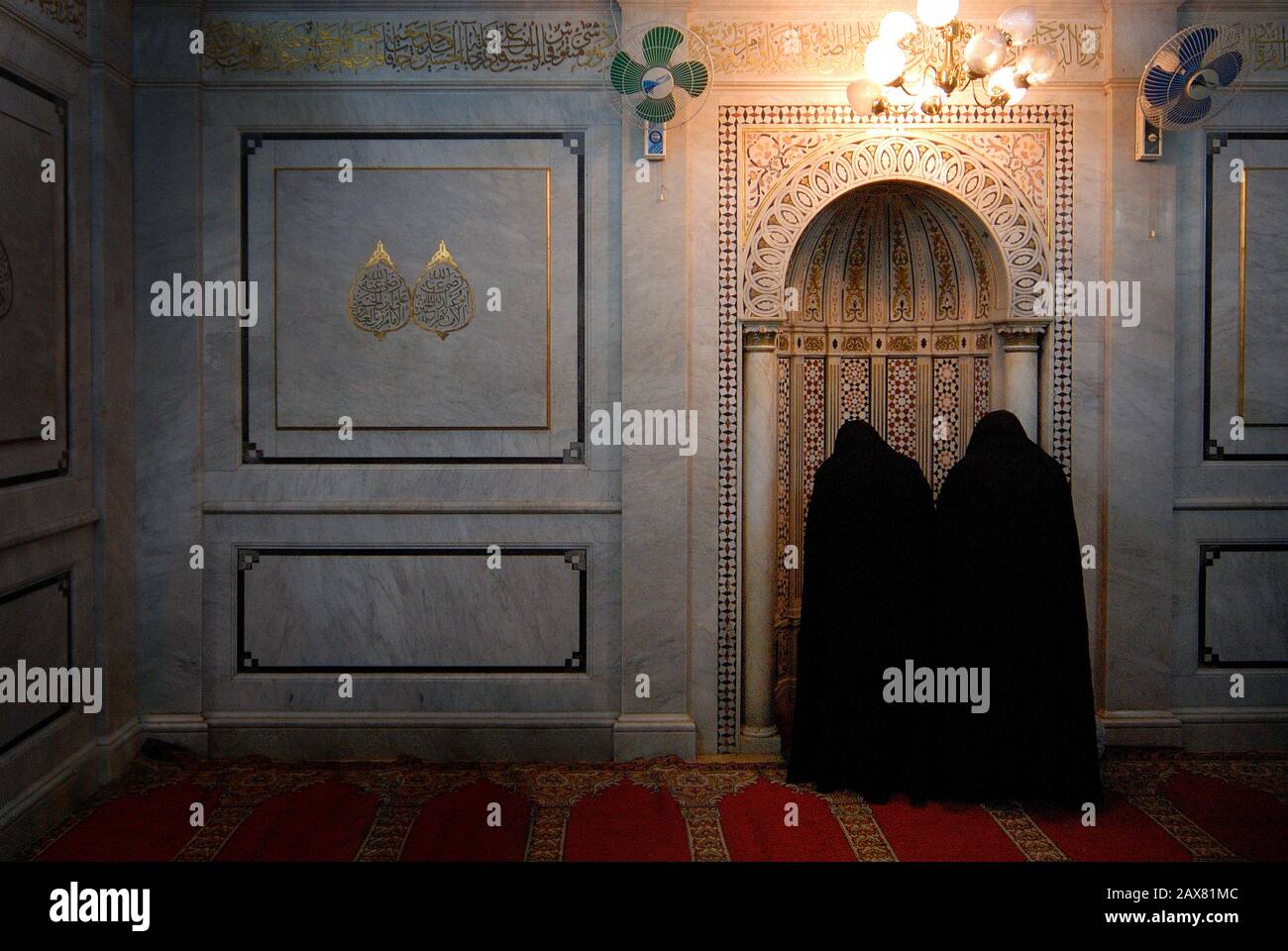 Praying woman - Shrine of Hussein - Umayyad Mosque, Damascus, Syria ...