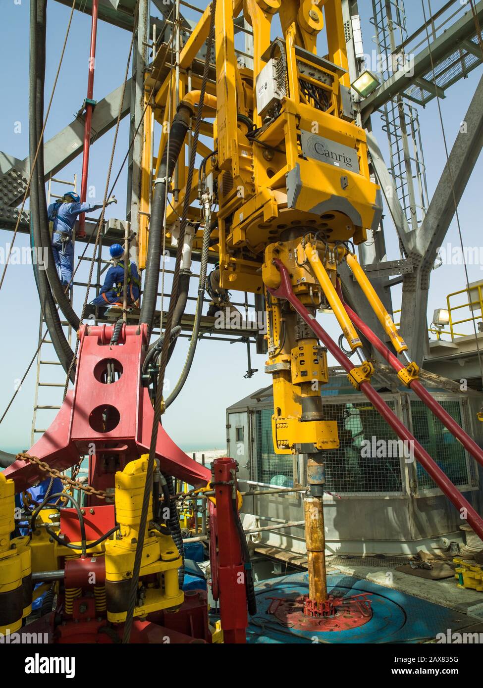 Uae oil platform hi-res stock photography and images - Alamy