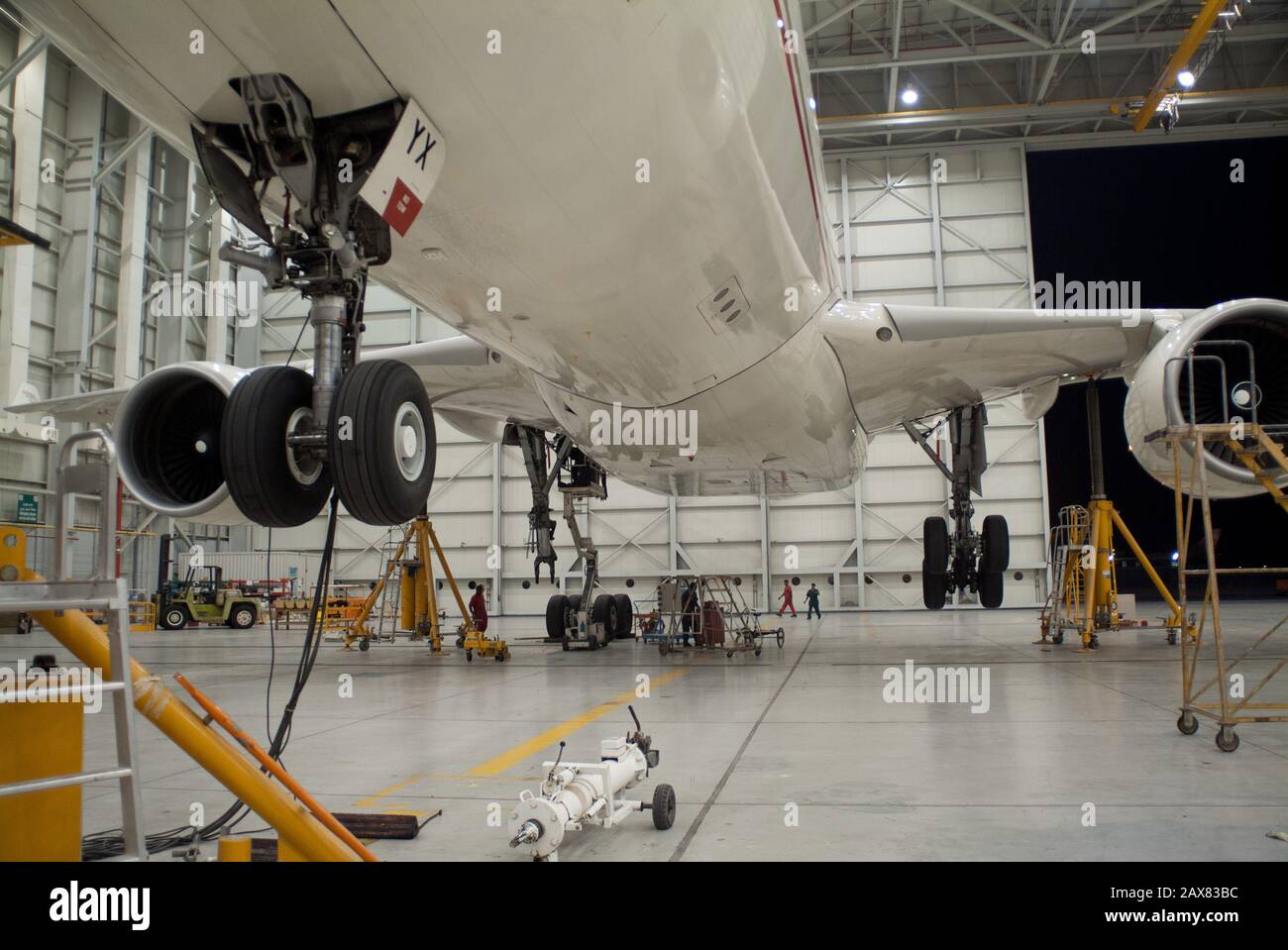 Qatar Airwaiys Repair Hanger. Doha, Qatar Stock Photo - Alamy