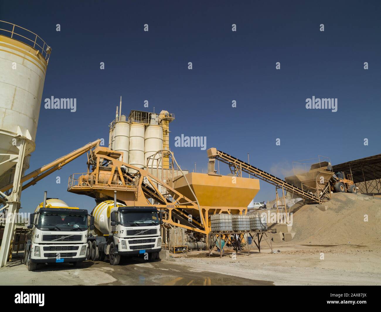 Construction, Saudi Arabian Desert, KSA Stock Photo - Alamy