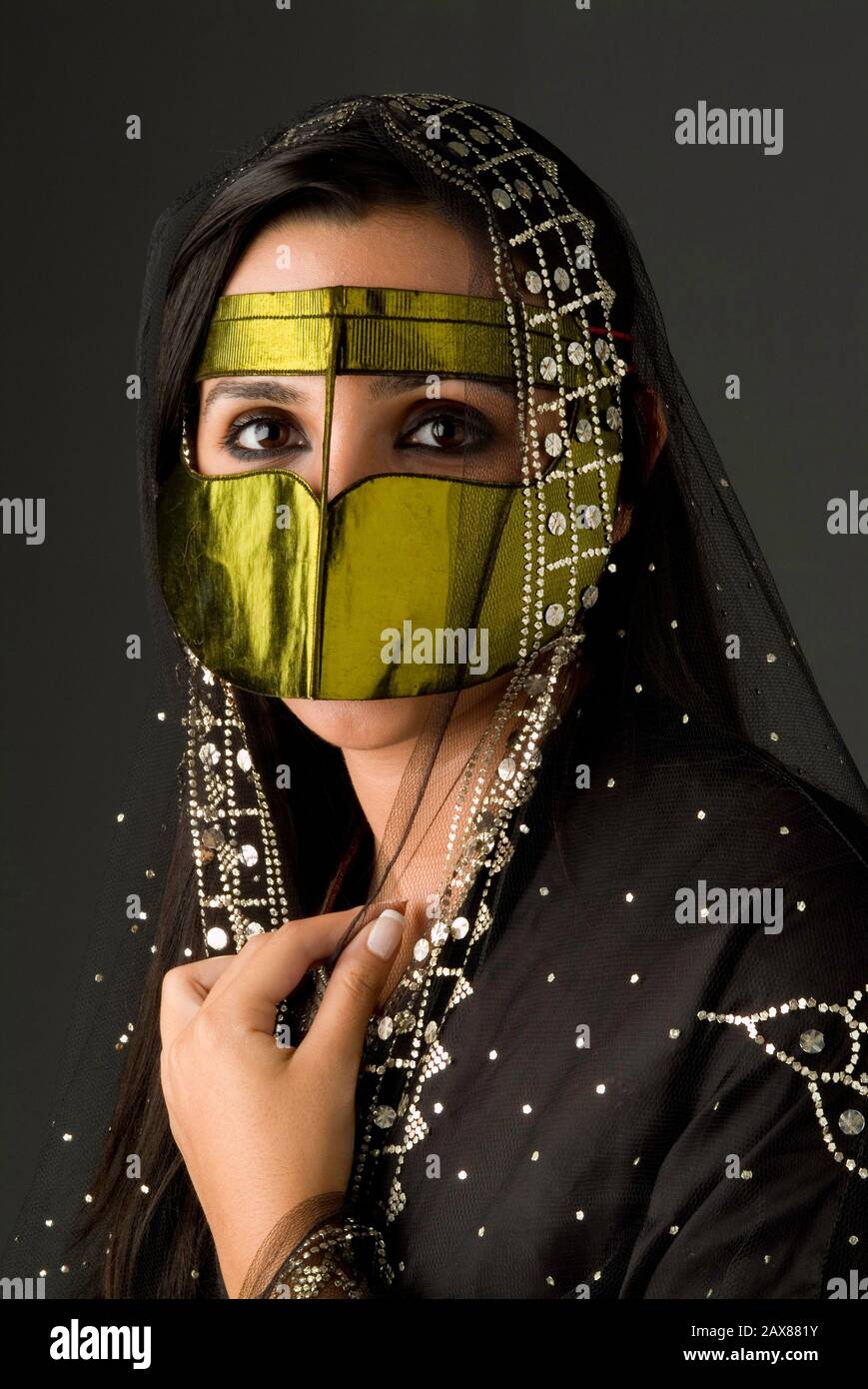 Portrait of a woman in traditional Arabic clothing Stock Photo - Alamy