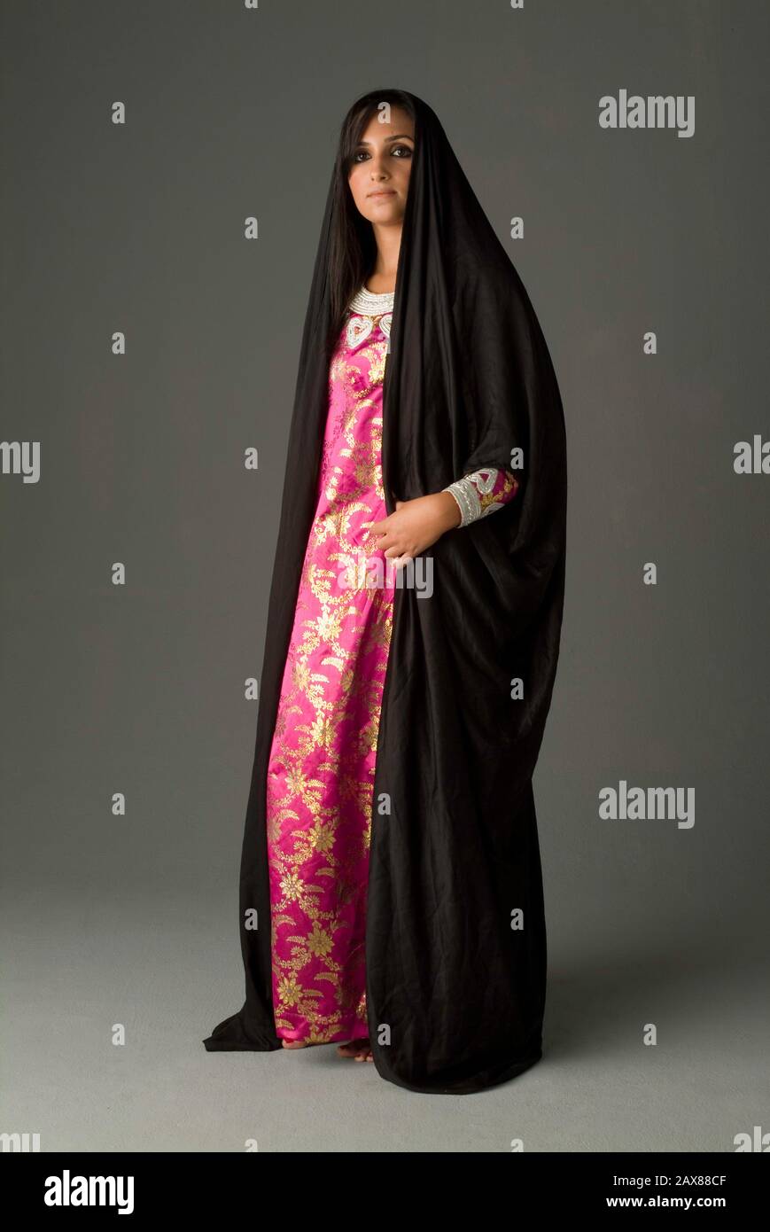 A woman in traditional Arabic clothing Stock Photo - Alamy